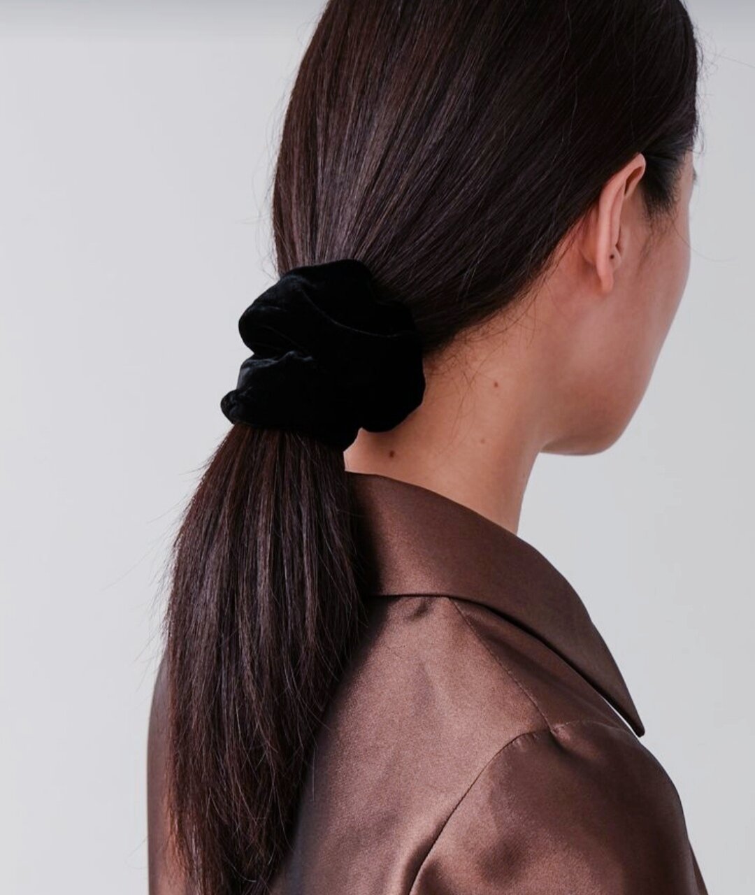 Резинка для волос из мраморного бархата большая черная, ручная работа