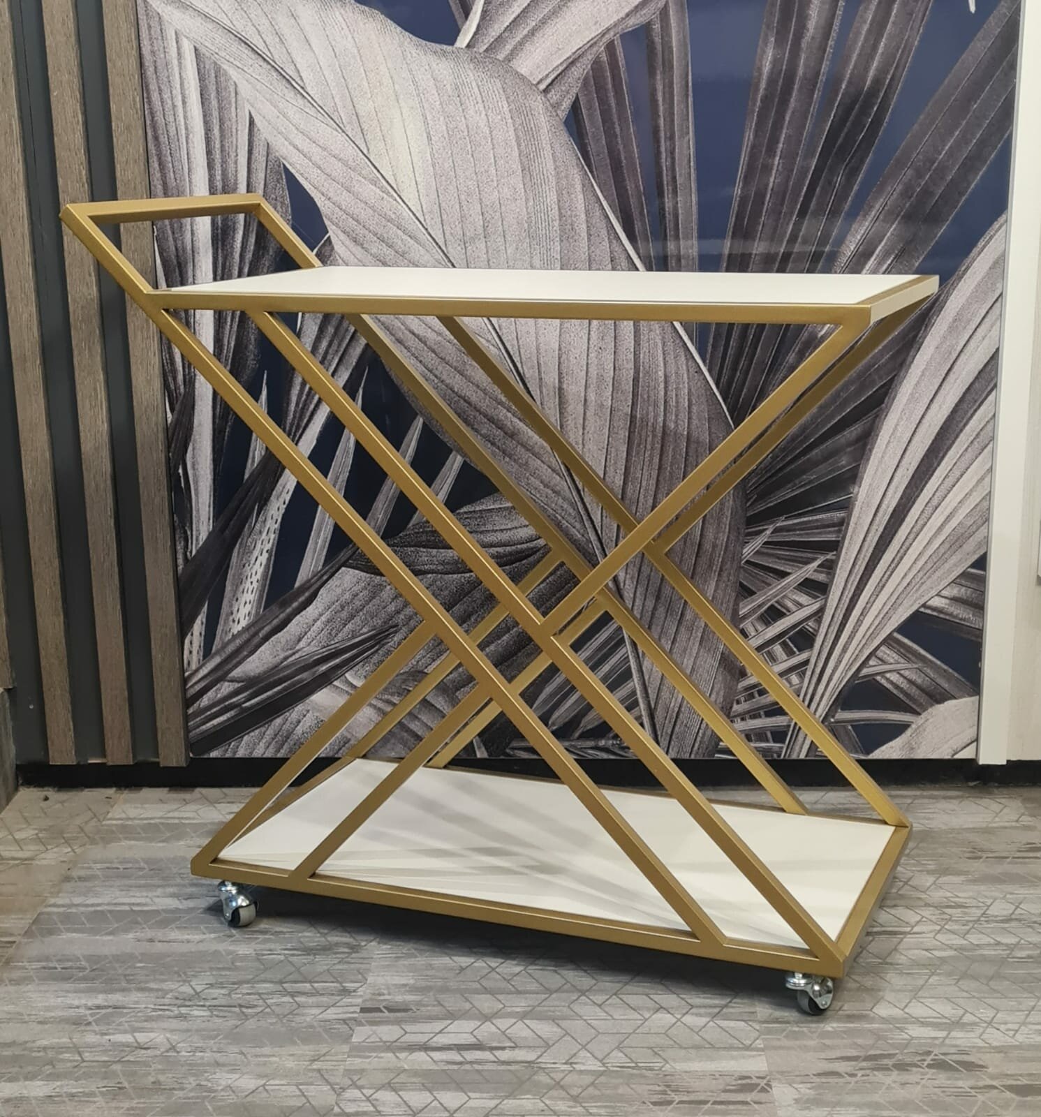 Выкатной сервировочный столик