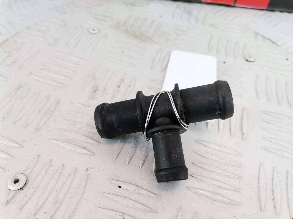 Фланец (штуцер системы охлаждения тройник) Volkswagen Golf 4 N90794401 арт. 1490337