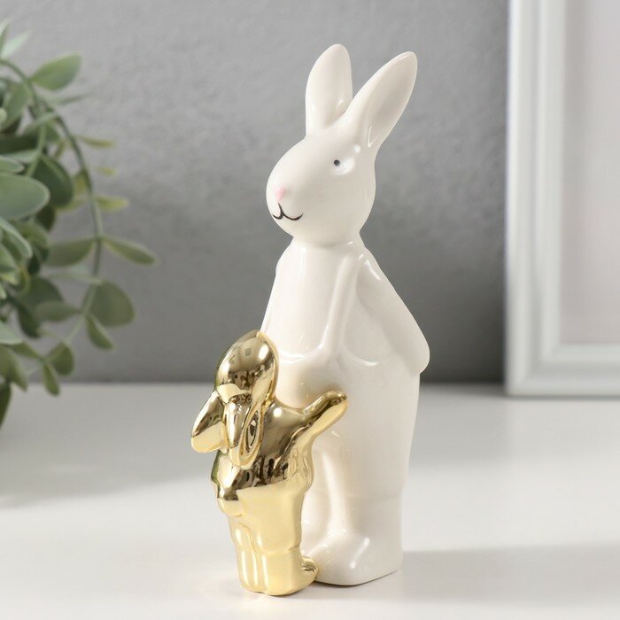 Фигурка керамика «Заяц в комбинезоне с золотым зайчонком», 7.5×4.5×13.8 см