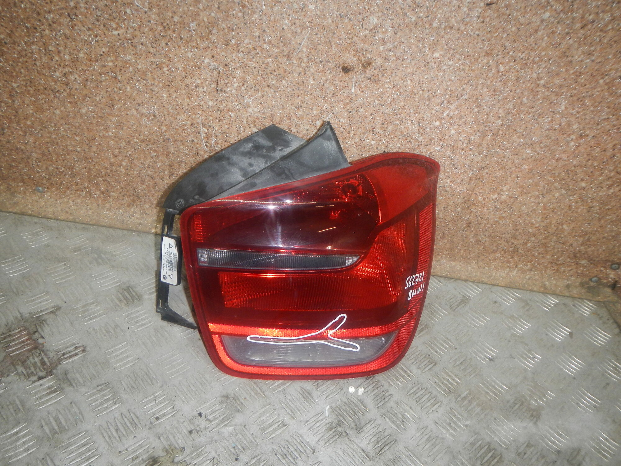 Б/У Фонарь задний правый, BMW (БМВ)-1 (F20, F21) (11-19) BMW 1 (F20, F21) (11-19) Трещина на стекле, грязь внутри. 56272...