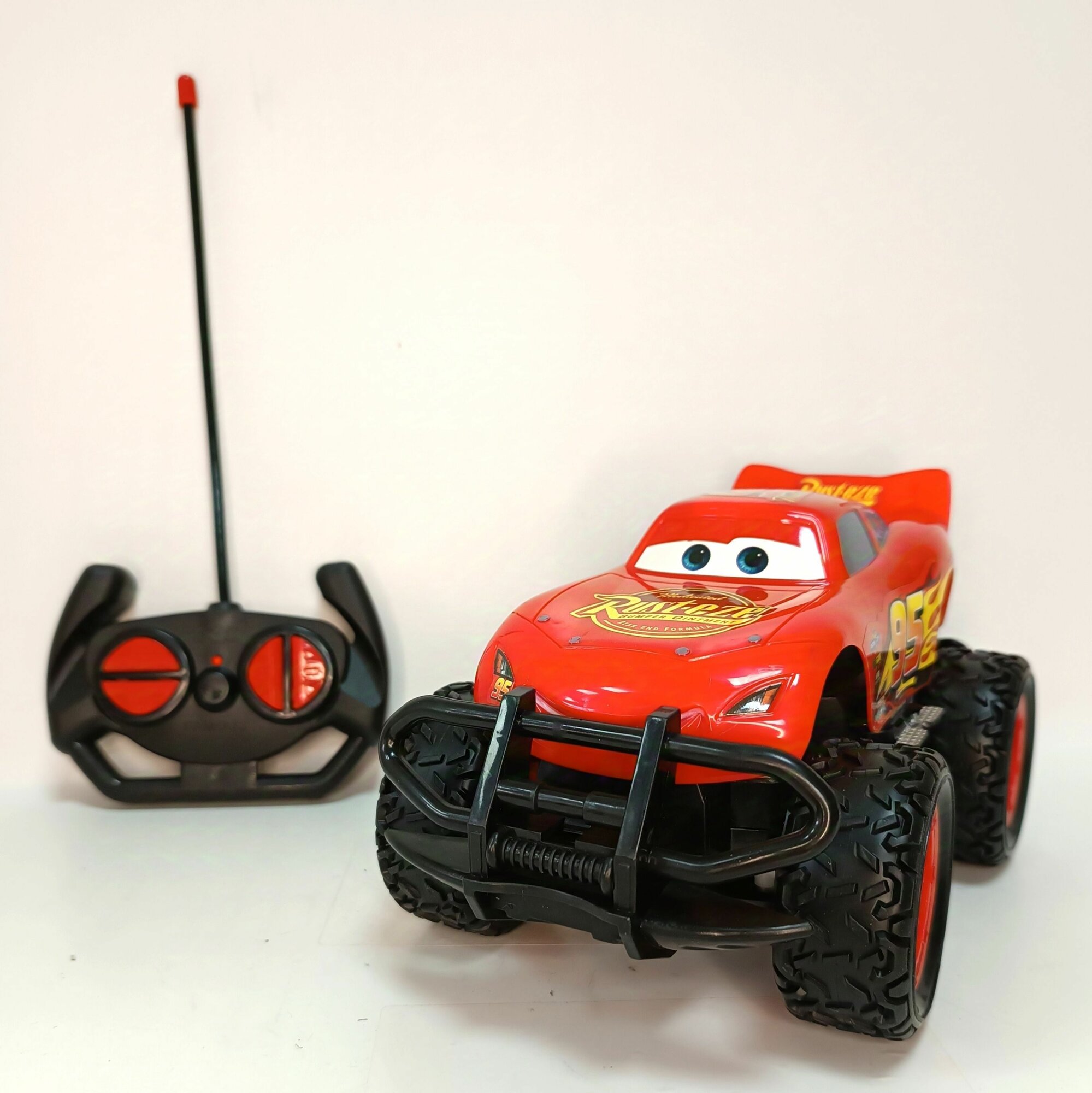 Джип на пульте управления молния маквин.