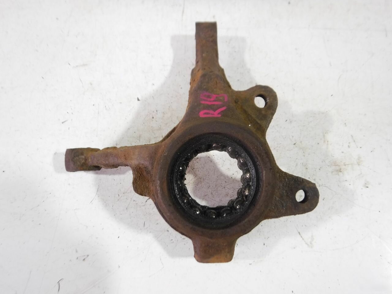 Кулак поворотный передний правый Renault 19 I (1988—1992) 7700827248