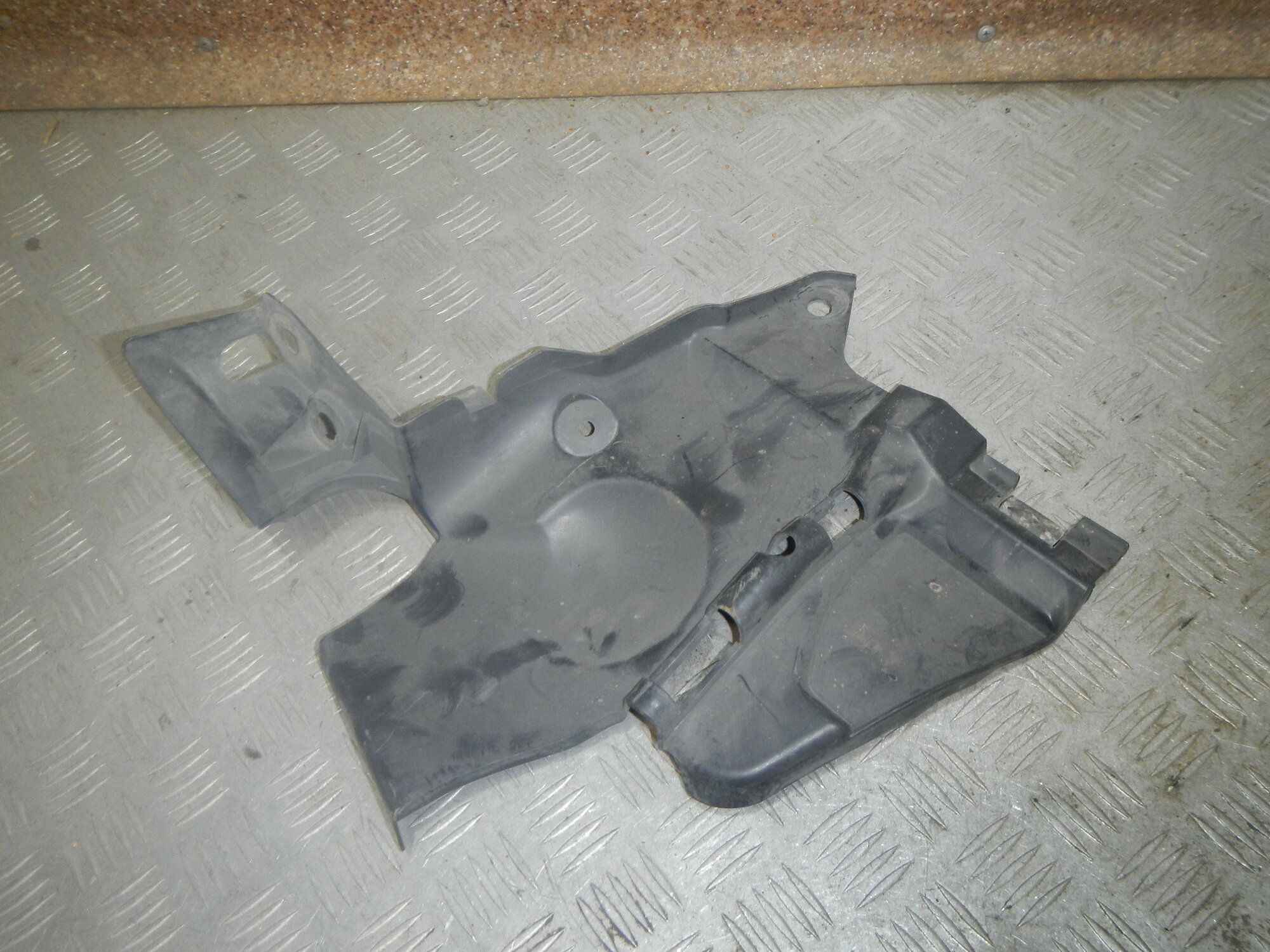 Б/У Пыльник двигателя боковой левый, Renault (Рено)-DUSTER (12-20) RENAULT DUSTER (12-20) Без видимых повреждений. 52761...