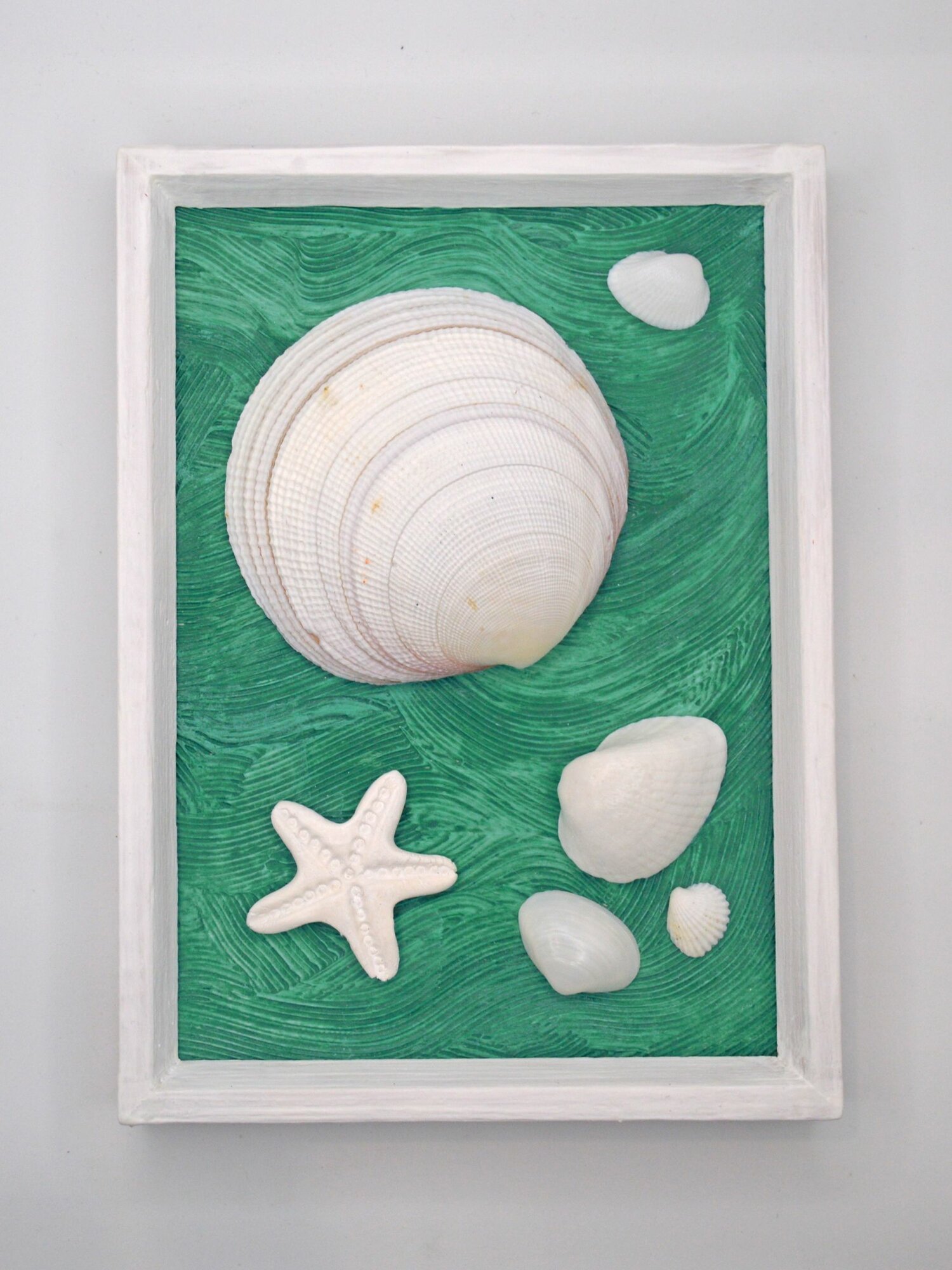 Панно с ракушками, зеленый фон, белая рамка, ручная авторская работа