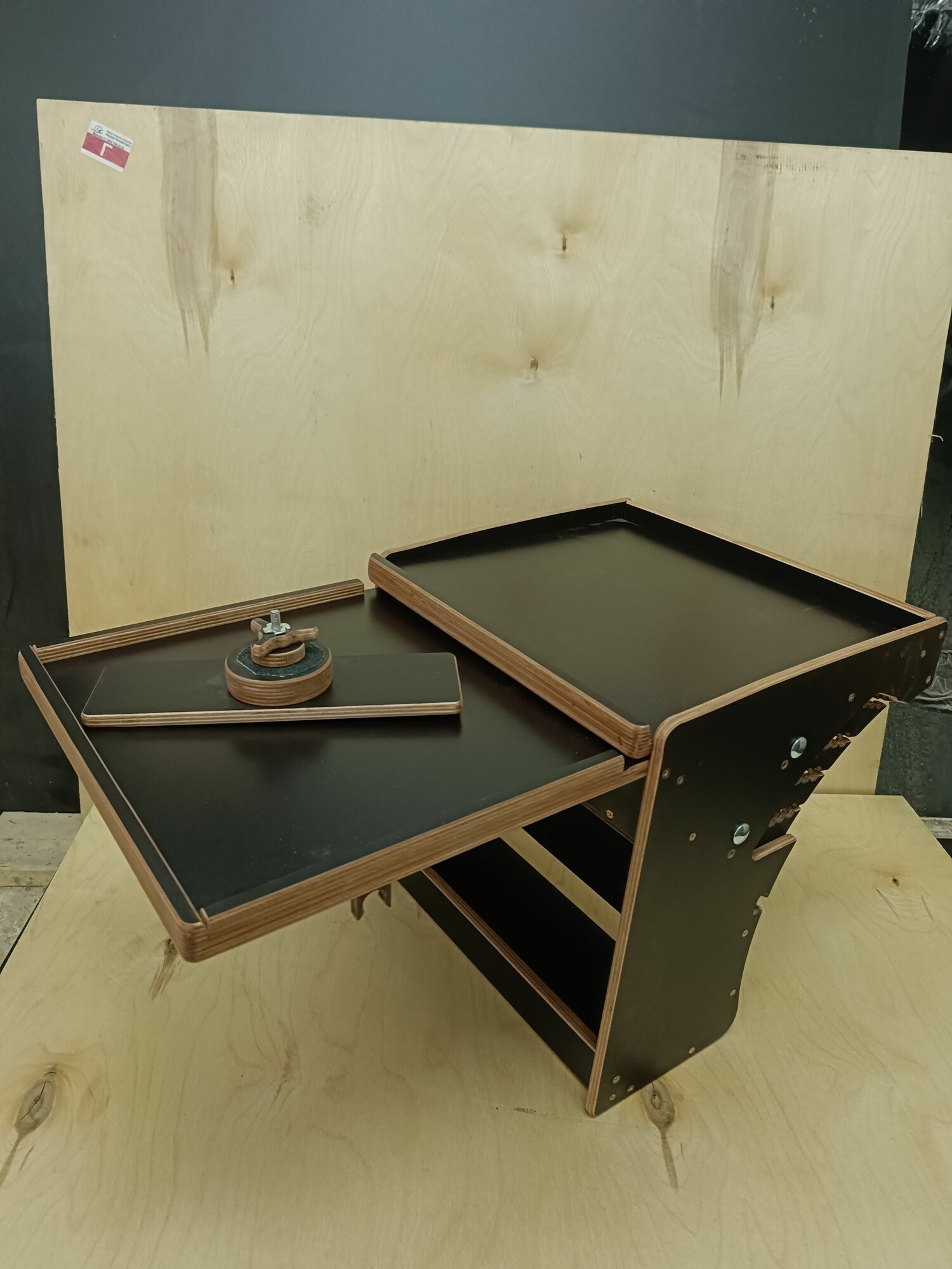 На балон 490-550мм стол с бардачком и поворотной платформой