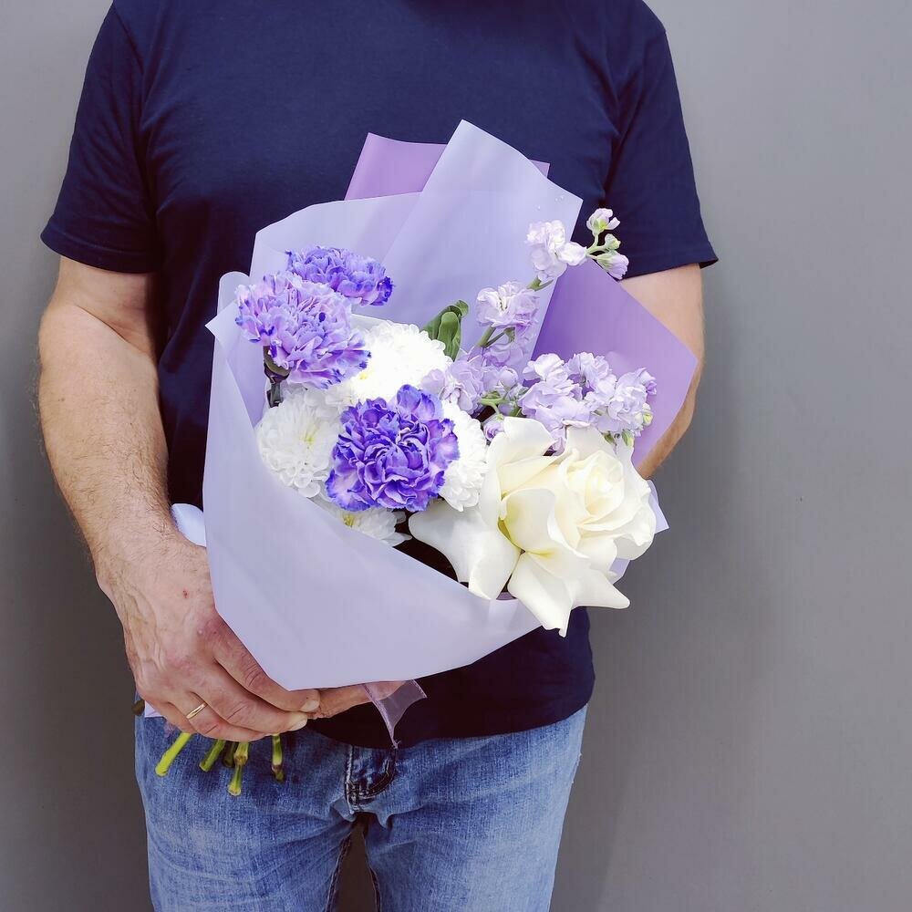 Букет комплимент с французской розой, ароматной матиолы, лунных диантусов Лунная рапсодия