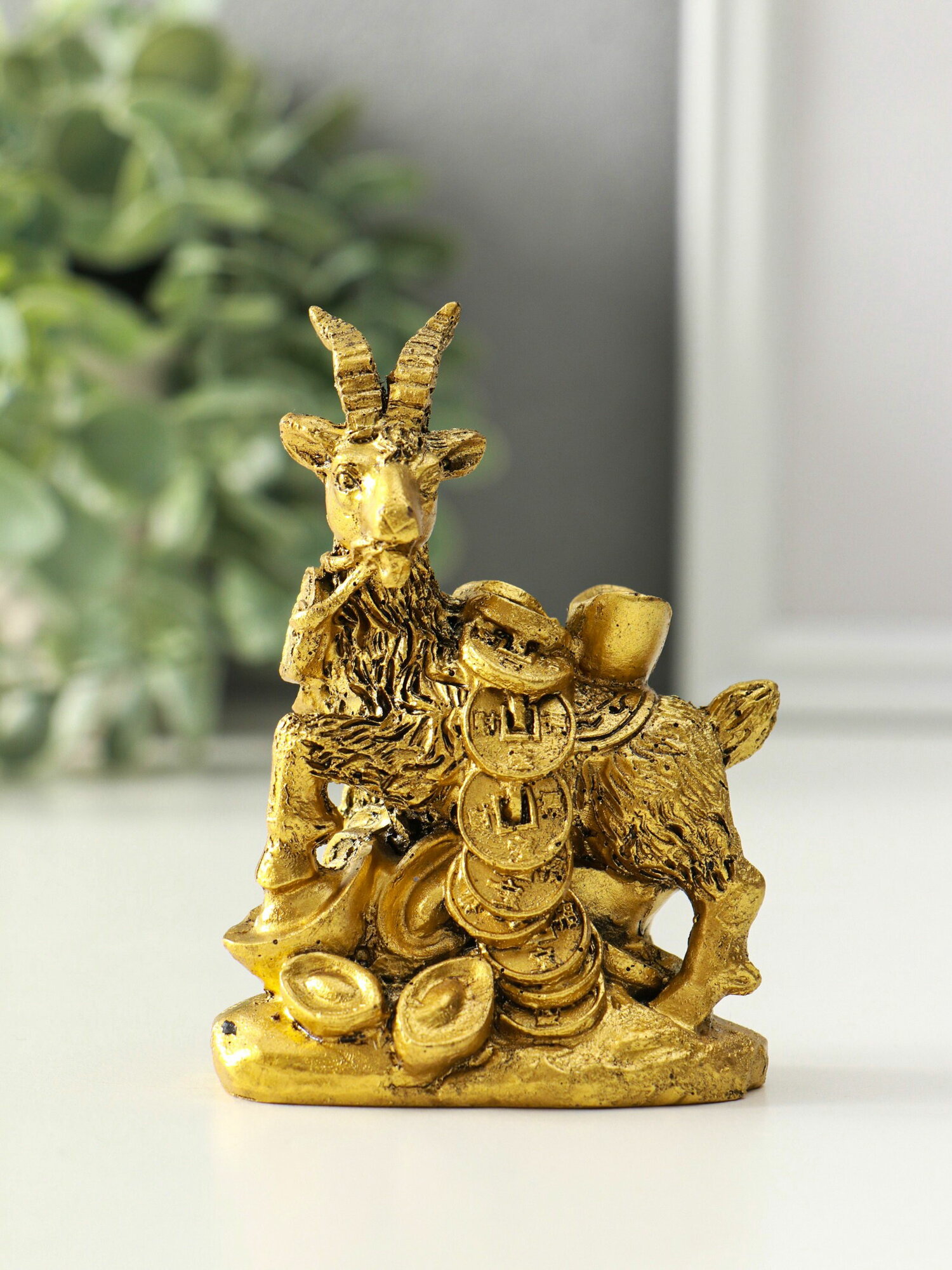 Нэцкэ фигурка полистоун "Козёл с китайскими монетами и золотыми слитками", под бронзу, 4.2x7x9.4 см