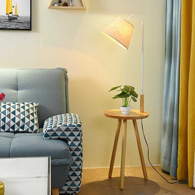 Трехногий деревянный торшер напольный