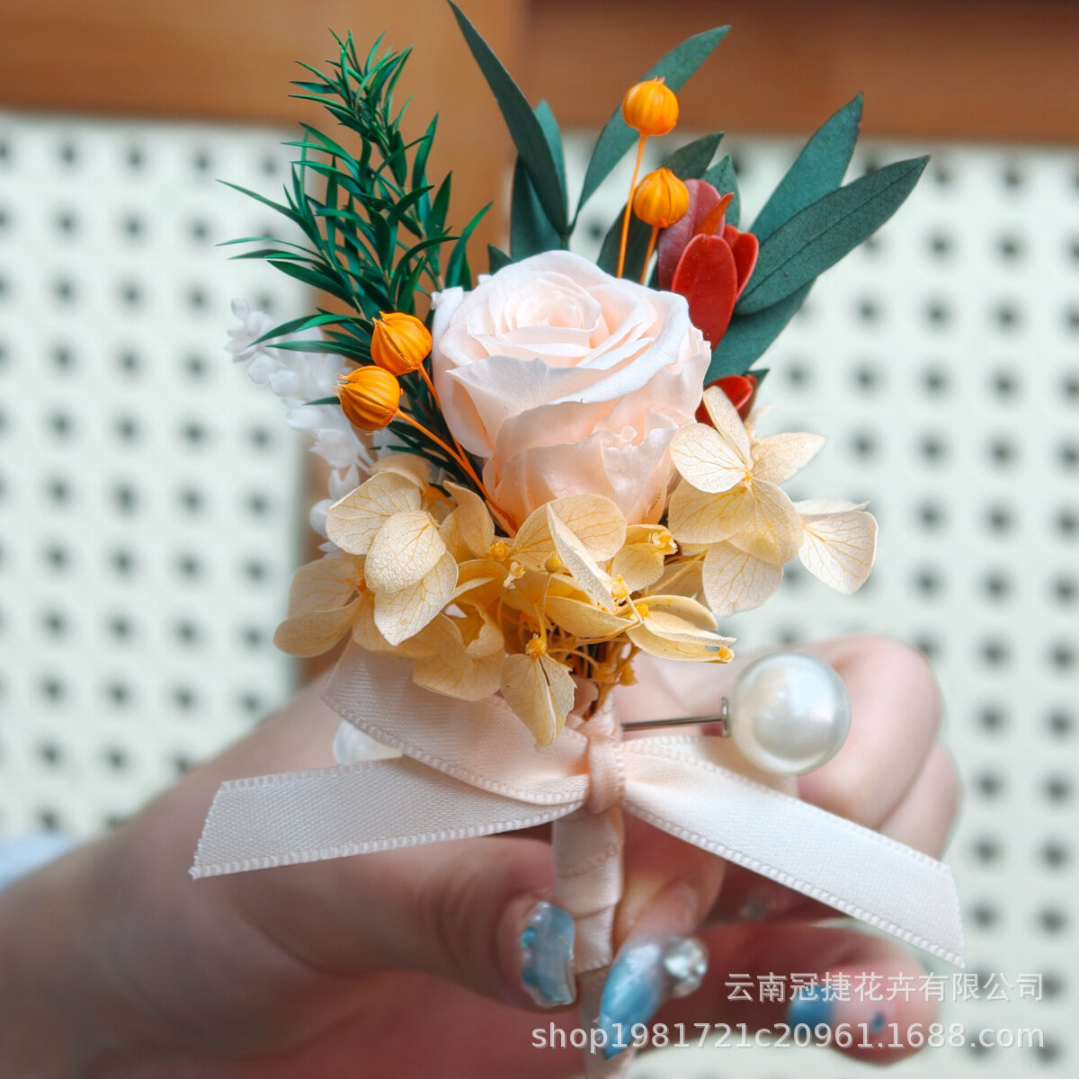 Букет из гортензий в винтажном стиле — изысканный и роскошный свадебный сувенир для жениха и невесты, дополненный брошами и бутоньерками из засушенных роз.