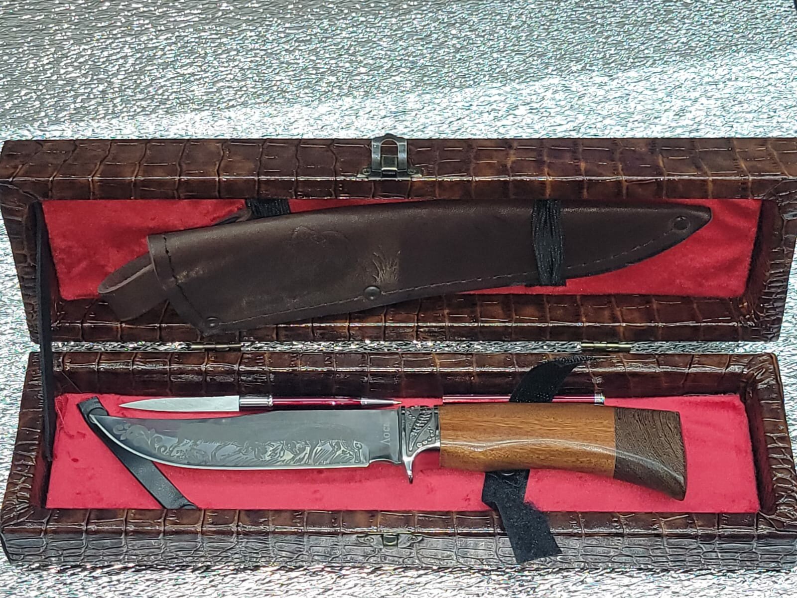Нож туристический Лось разделочный в чехле ножнах и подарочный кожаный футляр , ручка нож.