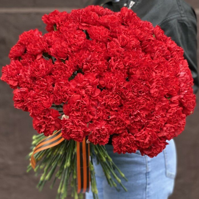 100 красных гвоздик с Георгиевской лентой