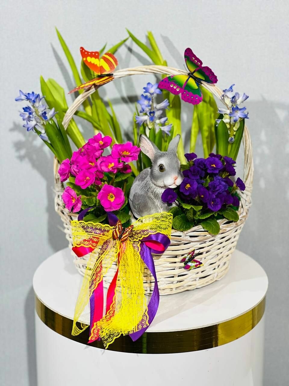 Первоцветы / Весенняя композиция / Цветы в корзине тюльпаны, гиацинт, примула