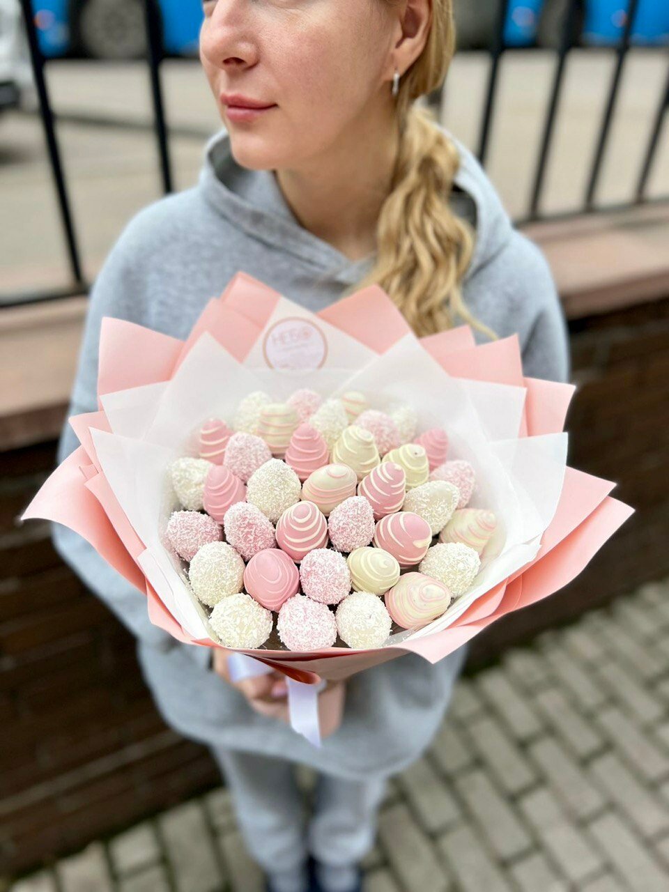 Букет с клубникой в белом и розовом шоколаде, кокос, белый воздушный рис, 600 г, Princess, белая и розовая упаковка