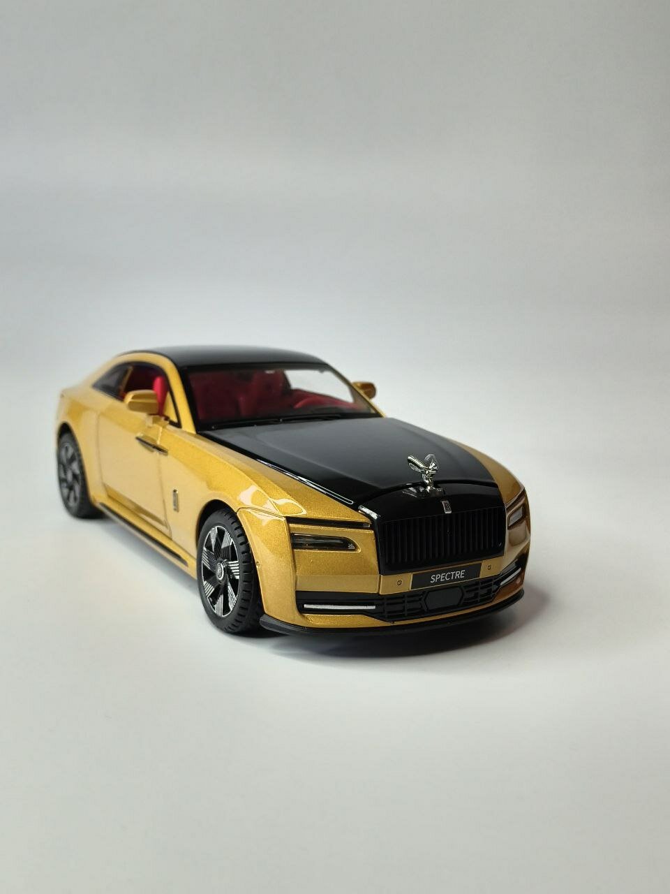 Коллекционная машинка игрушка металлическая Роллс Ройс Спектр Rolls-Royce Spectre черно-золотой