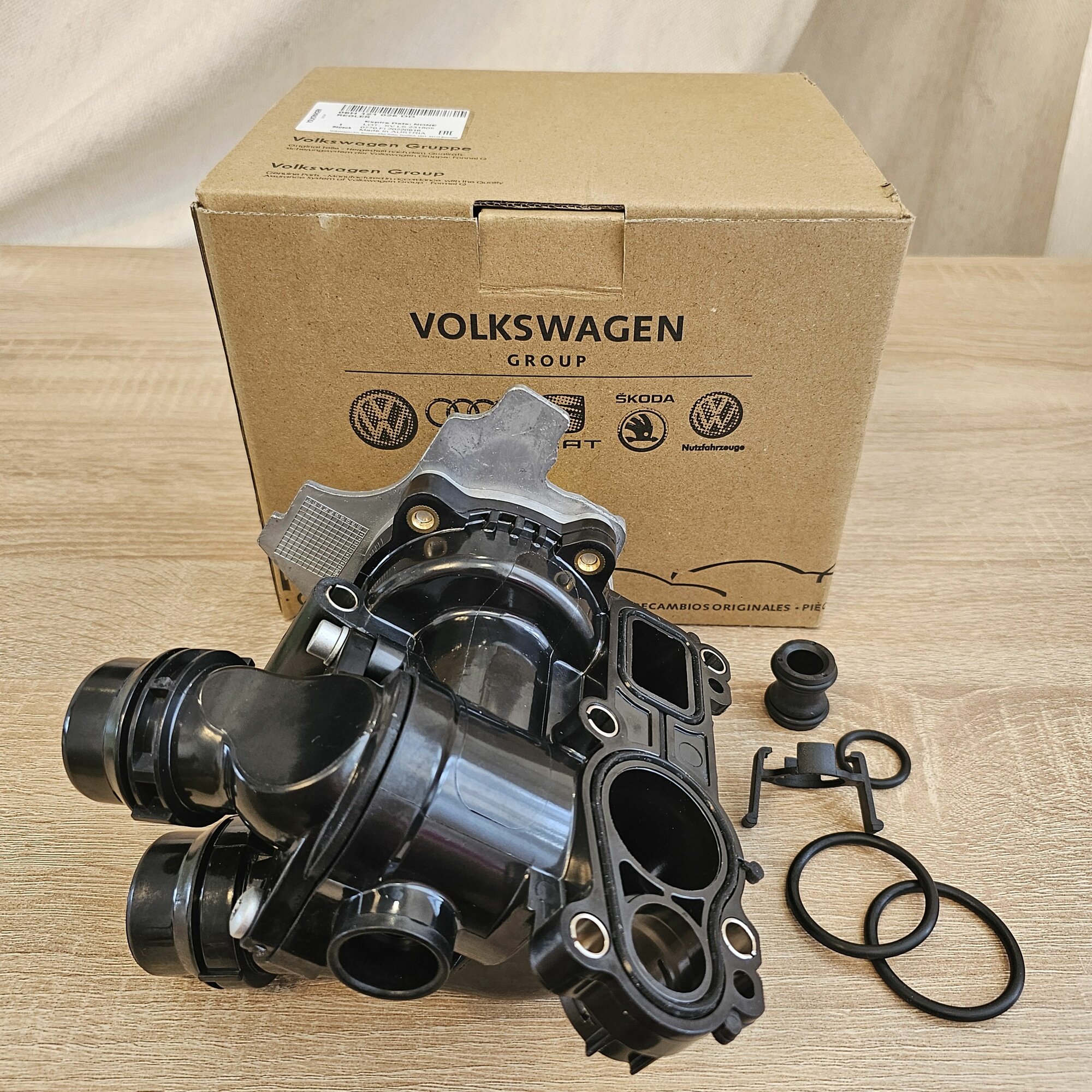 Помпа водяная в сборе с термостатом VAG 1.8/2.0 Gen2 A4 A6 Tiguan Passat Superb II 06H121026DD VAG