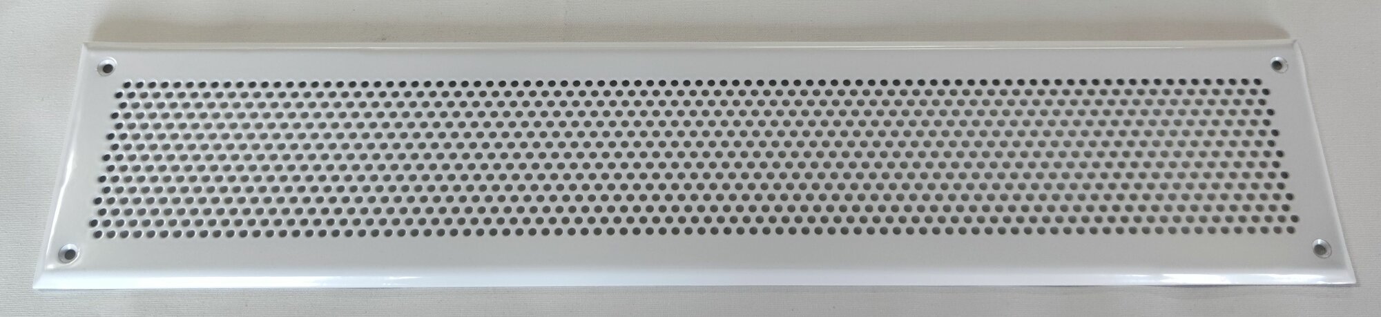 Решетка плоская с подгибом 500х120мм, перфорация Круг 3мм, белая.