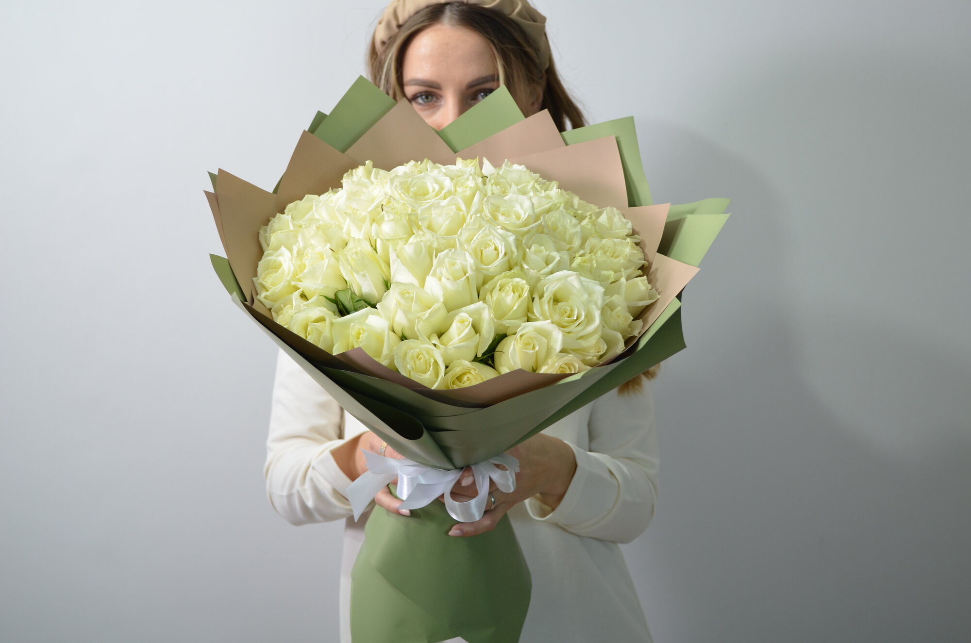 Монобукет Lavieflowers "Белые розы", 51 роза, высота 40см, аквабокс, пленка, бант