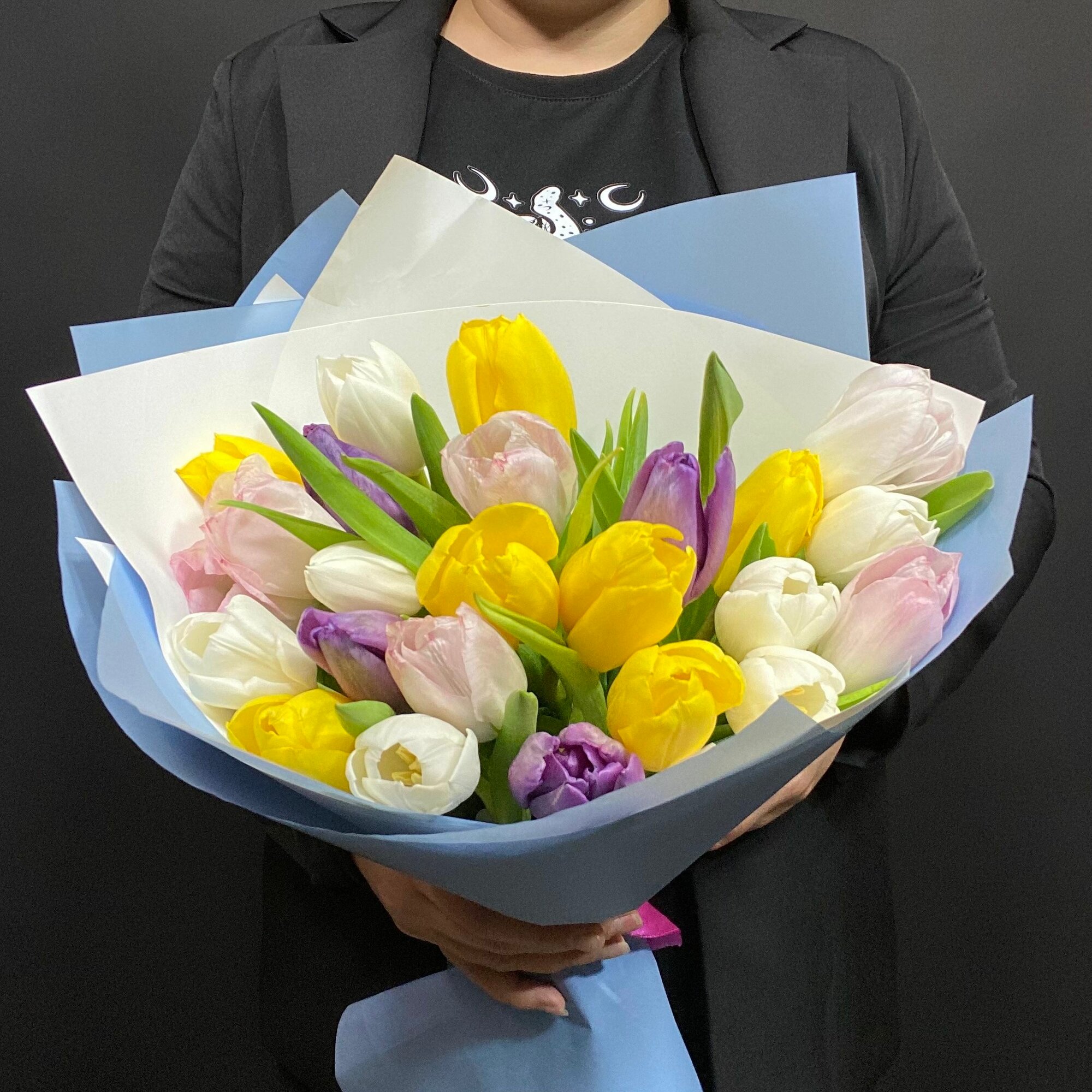 Летний букет (25 тюльпанов), высота букета 40 см, ширина 20 см