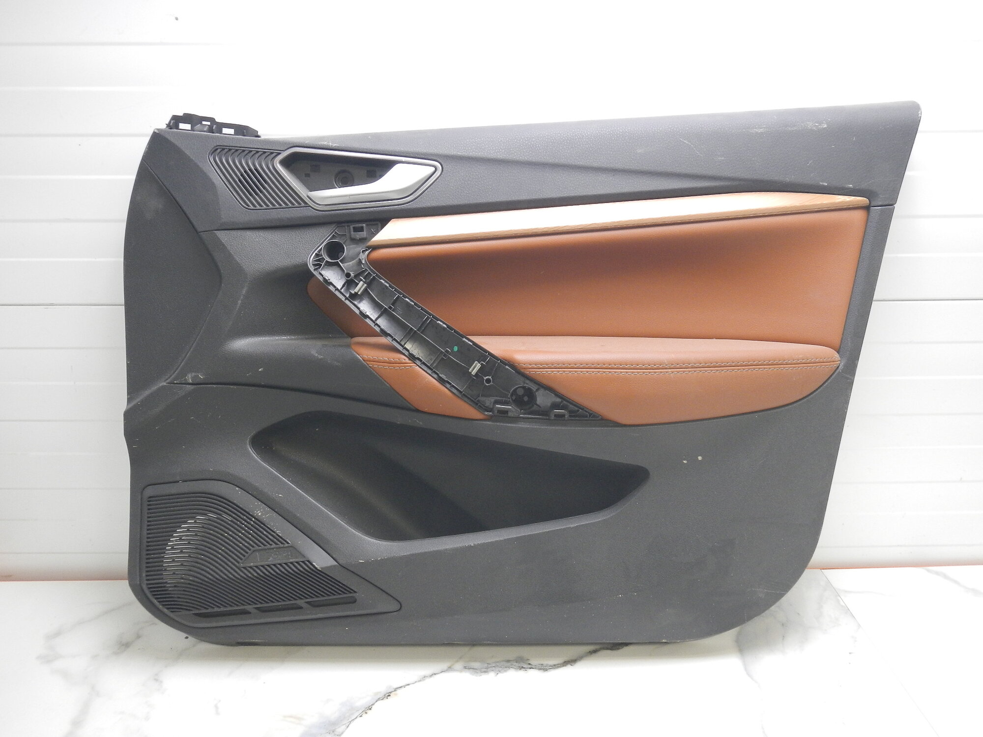 Б/У Обшивка двери передней правой, ВАЗ (VAZ)-LADA VESTA (веста) LADA VESTA (Веста) кросс 23- Царапины. 611549 LADA арт. 8...