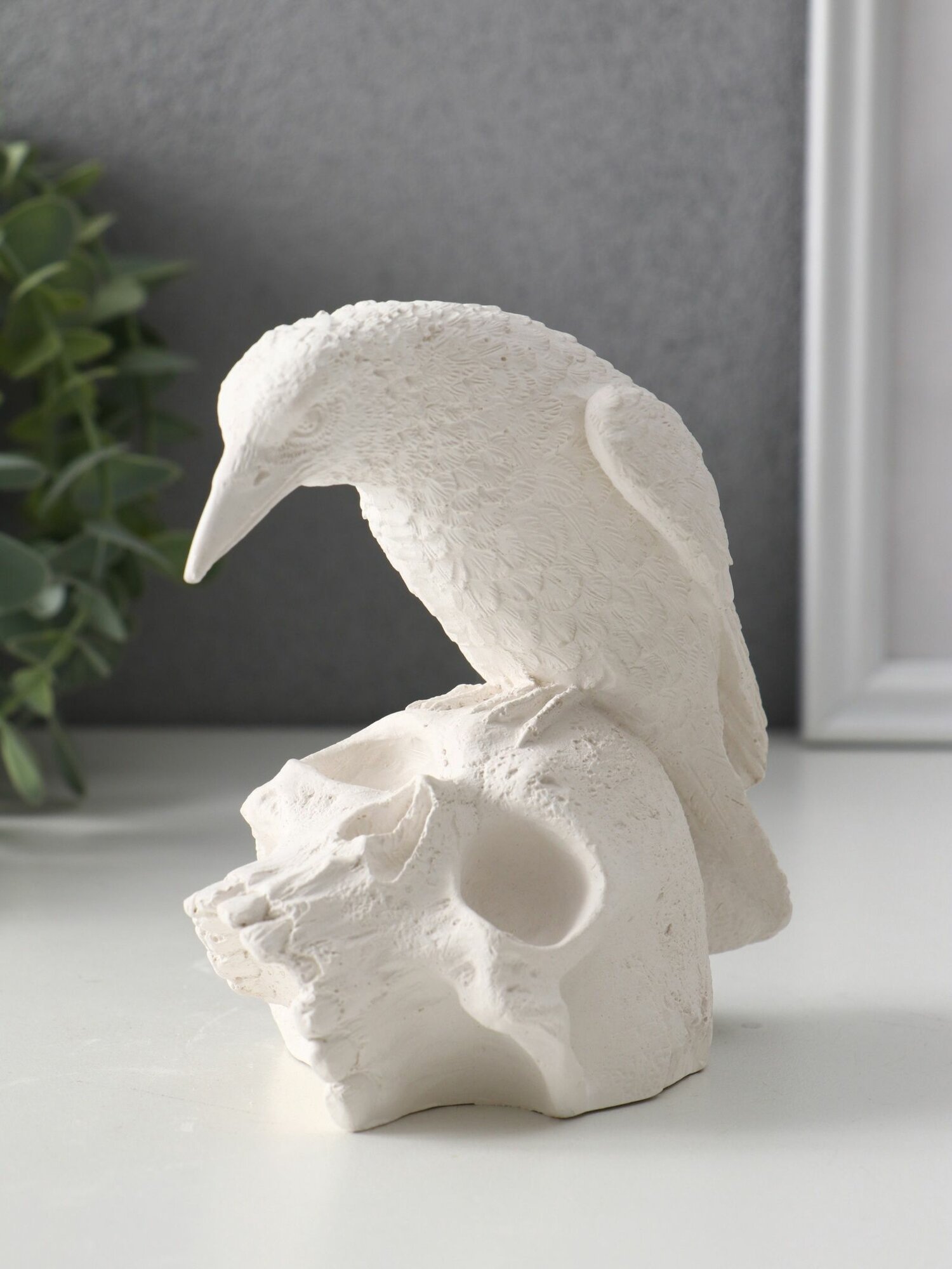 Фигурка гипс Ворон на черепе , 12 12 8 см