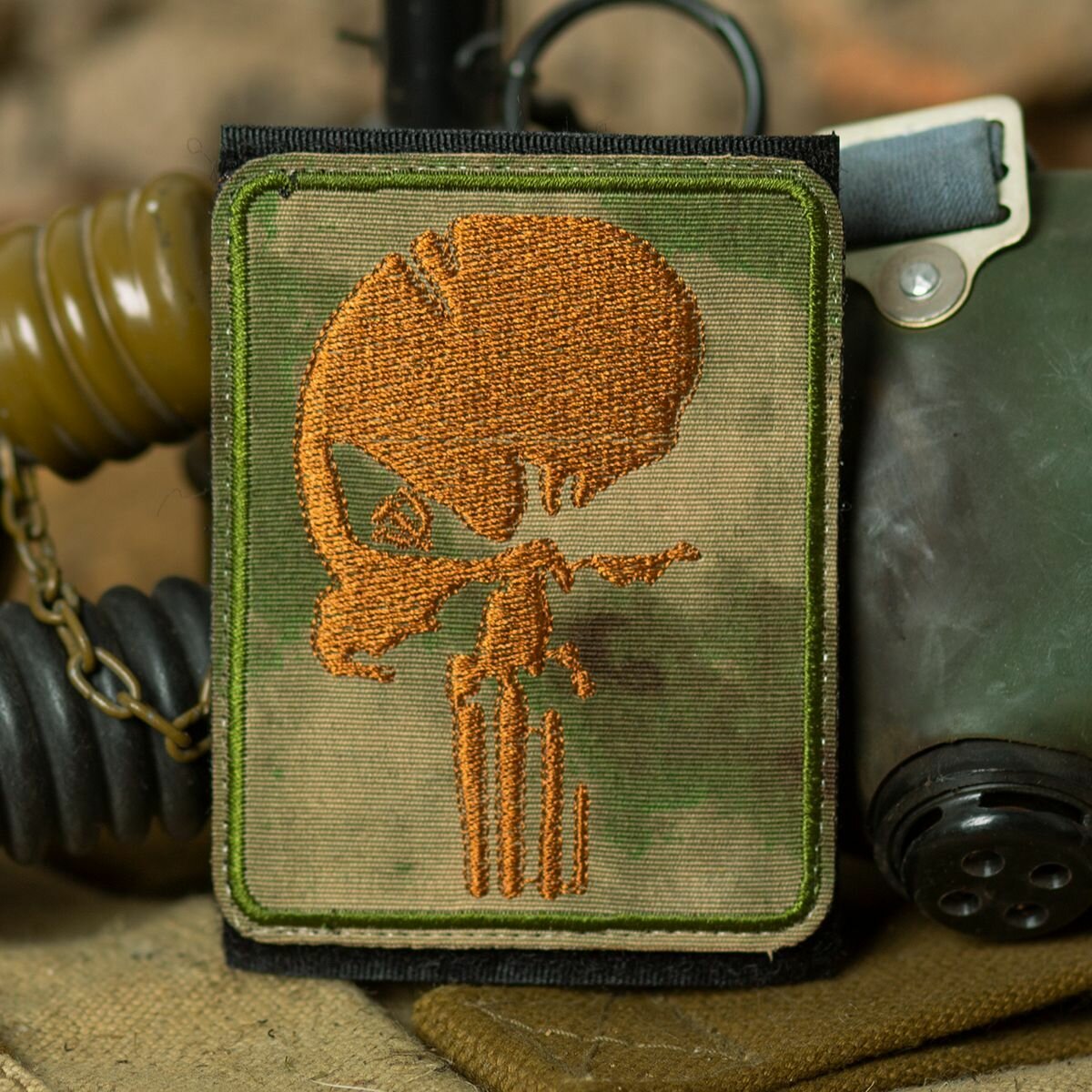 Нашивка-патч каратель с серпом и молотом вышитая на липучке 7,5х9,5 мох зеленый