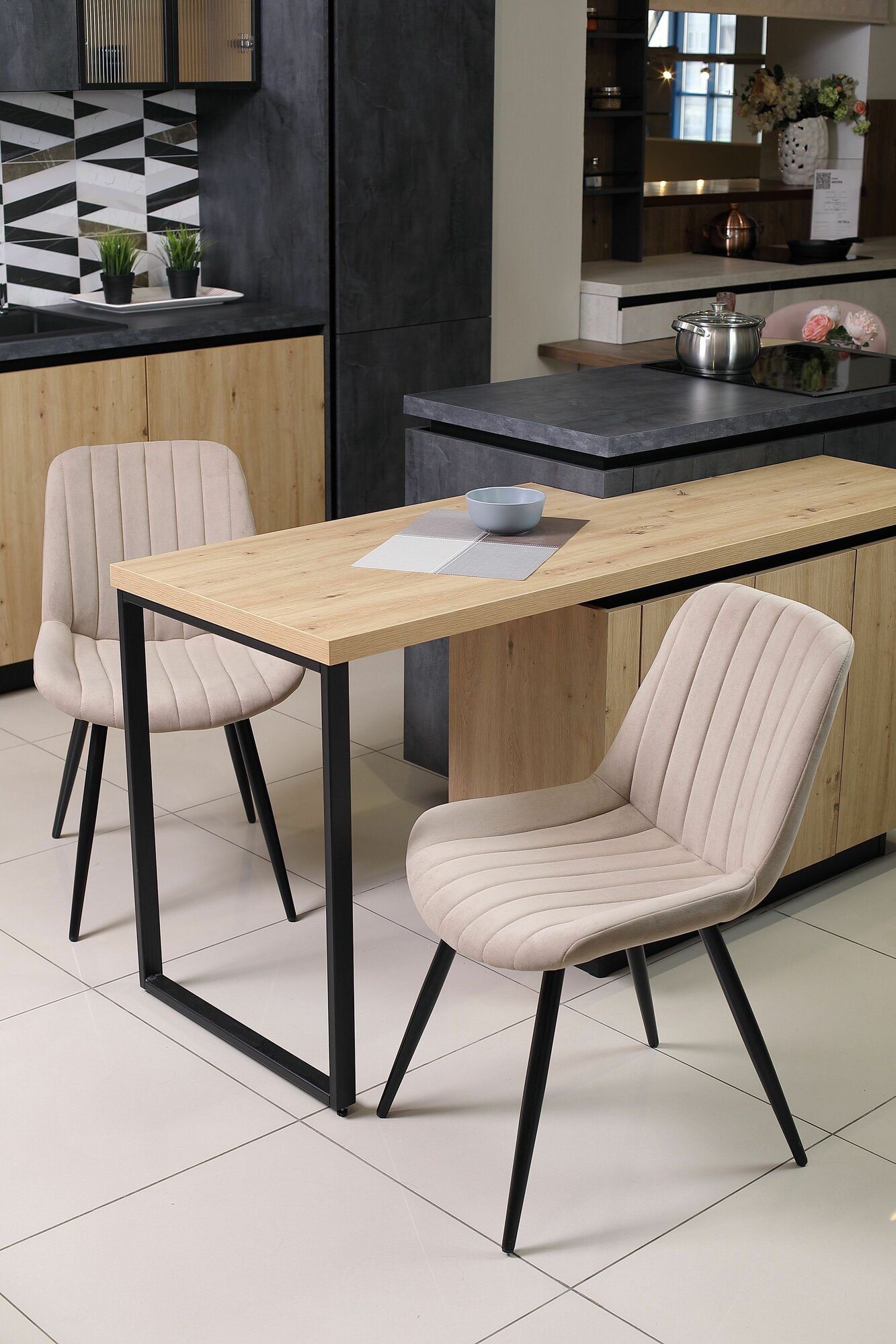 Комплект стульев для кухни 2шт Этна бежевого цвета с черными ножками
