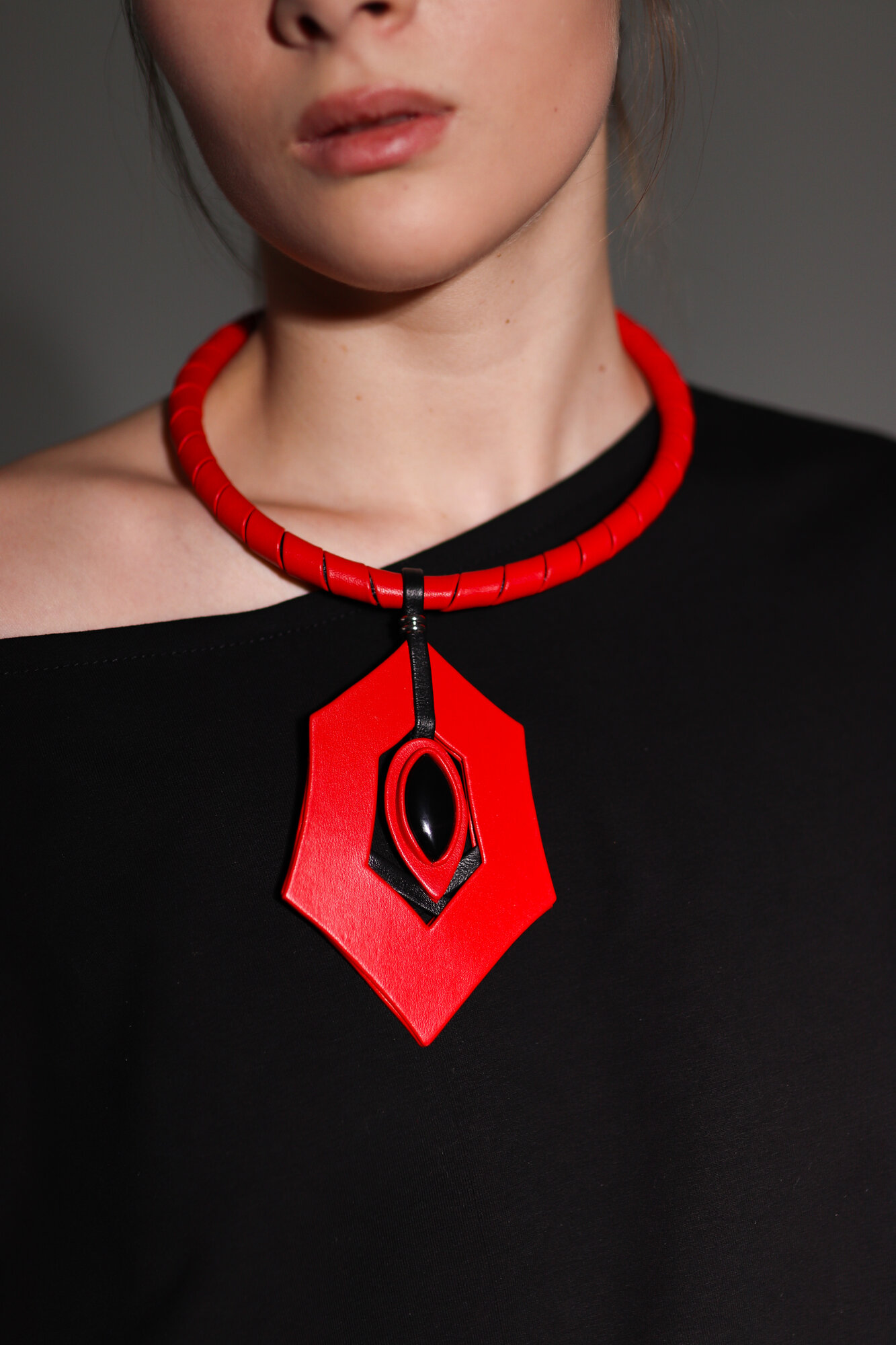 Колье, кожа