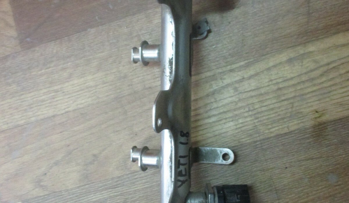 Рейка топливная (рампа) Yeti Skoda 06J133317M