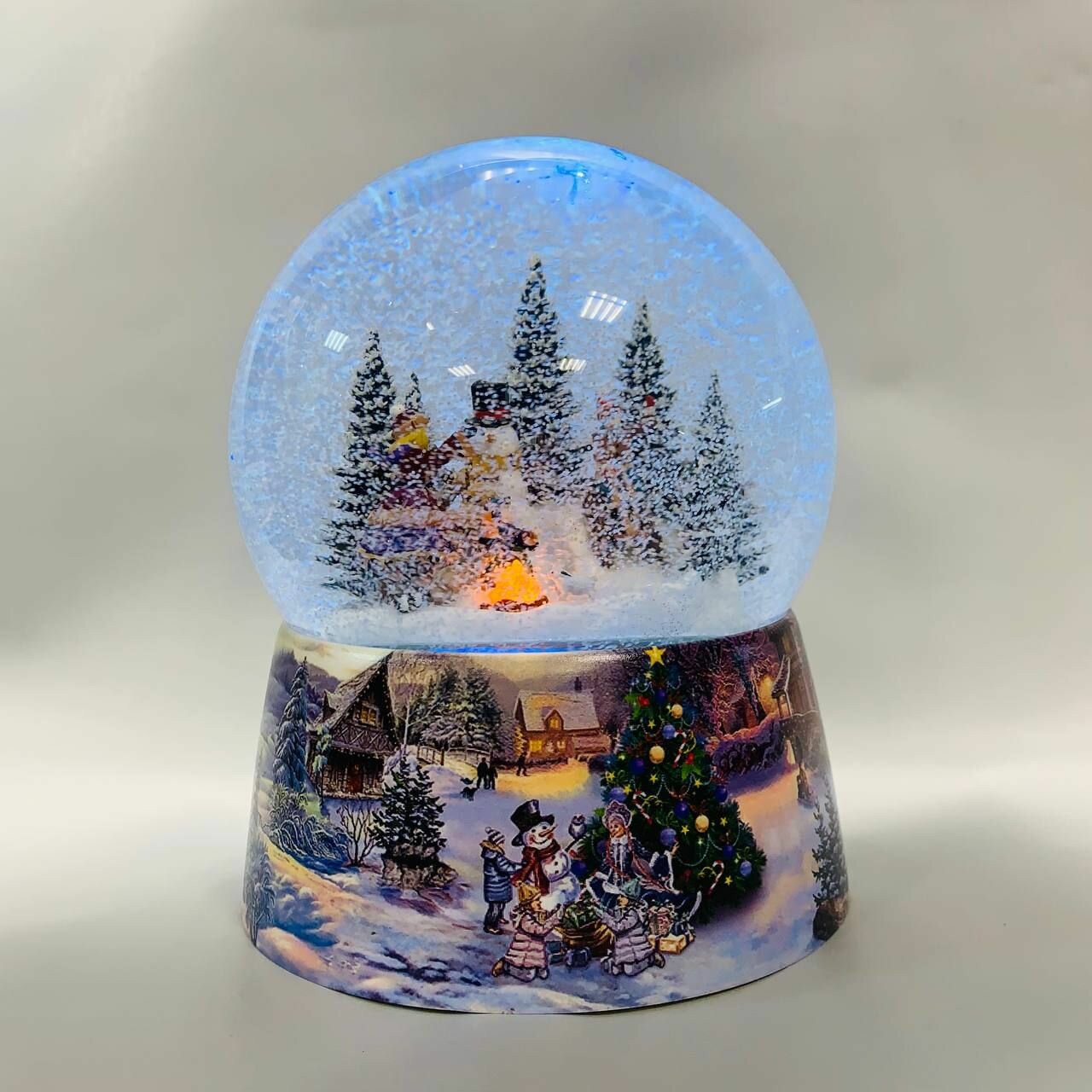 Снежный шар "Рождество в лесу" диаметр 15 сантиметров с внутренней подсветкой