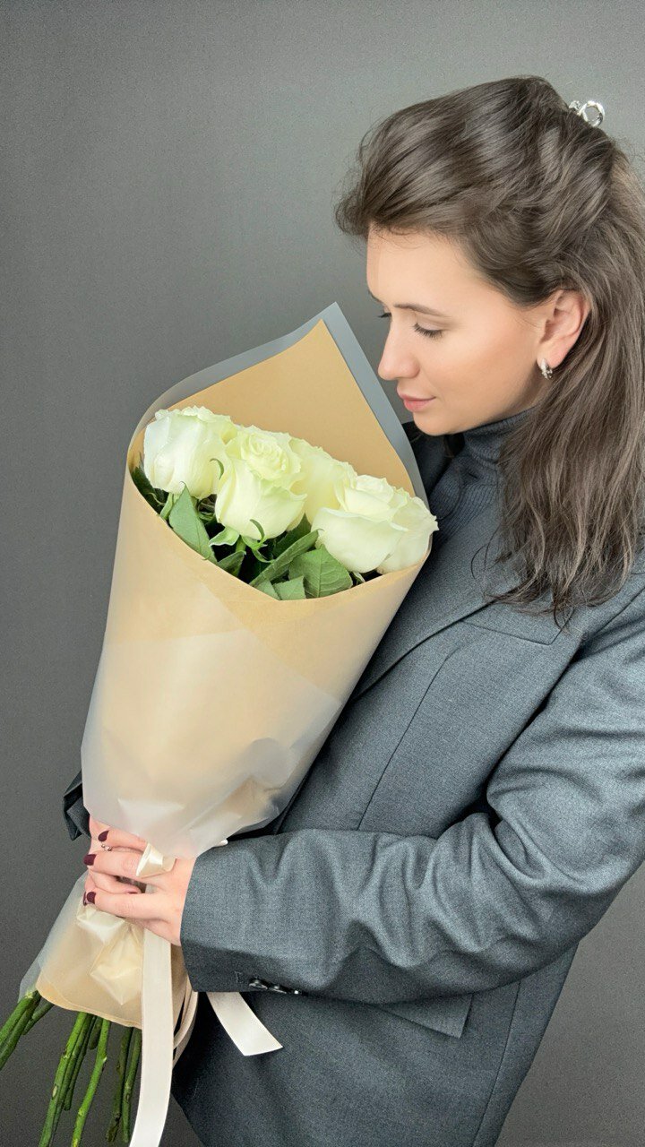 Монобукет из 11 белых роз эквадор сорта Мондиаль в крафт упаковке