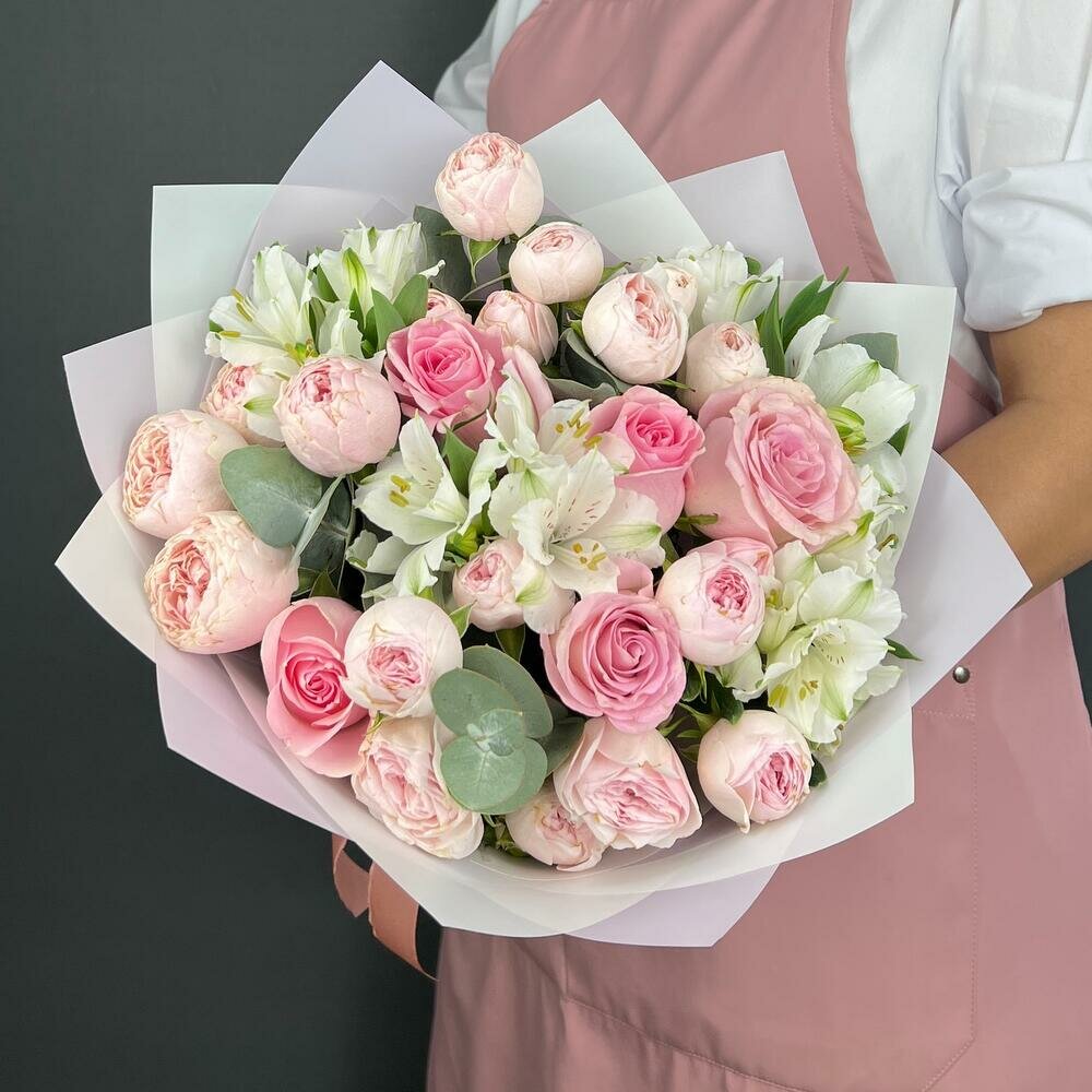 Букет живых цветов. Кустовые розы Мэнсфилд Парк, розовые одноголовые Розы и белая Альстромерия