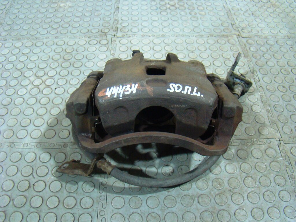 KIA Soul 1 Суппорт тормозной передний левый 581102K100