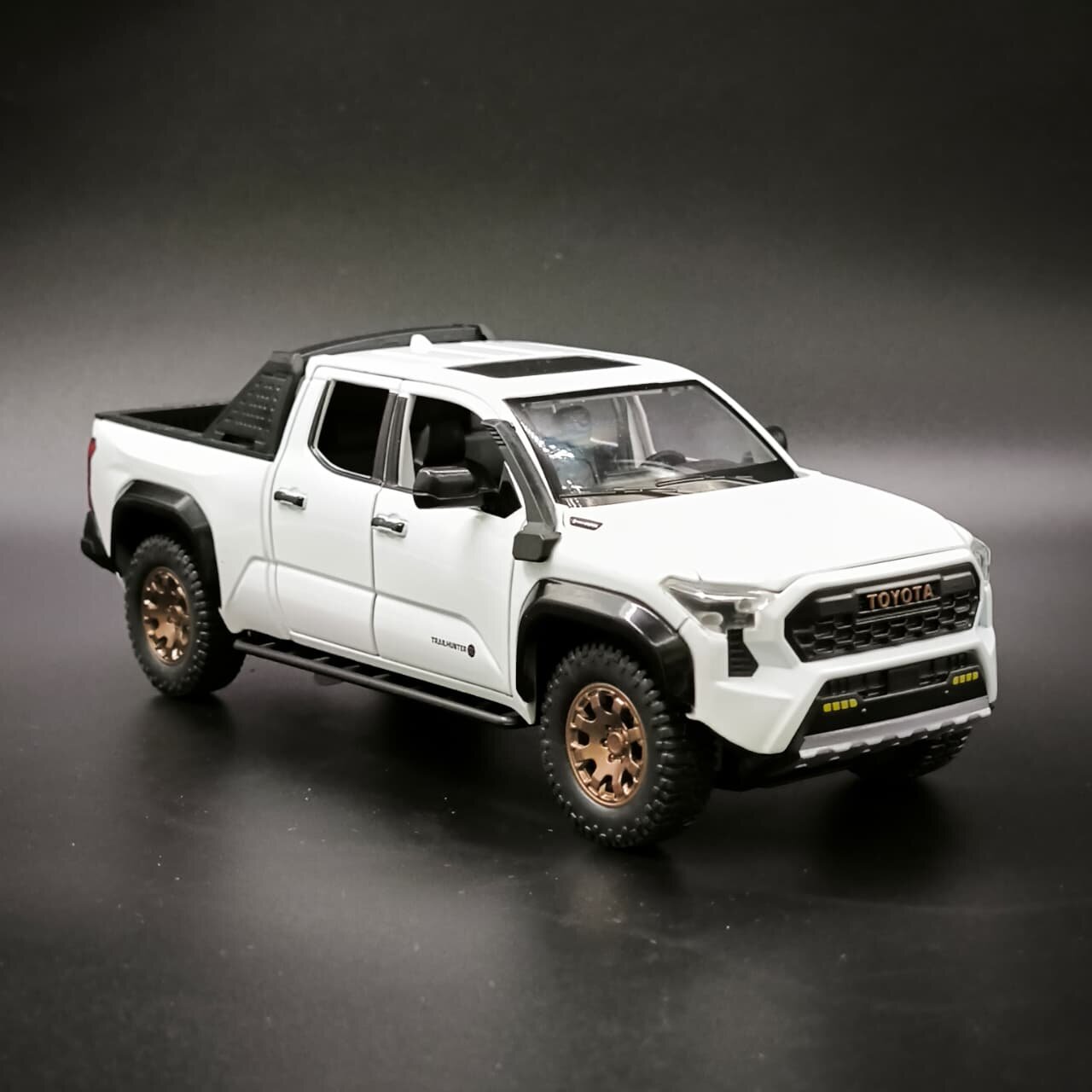 Модель автомобиля "Toyota Tacoma", металл, масштаб 1:24, инерционный механизм, свето-звуковое сопровождение