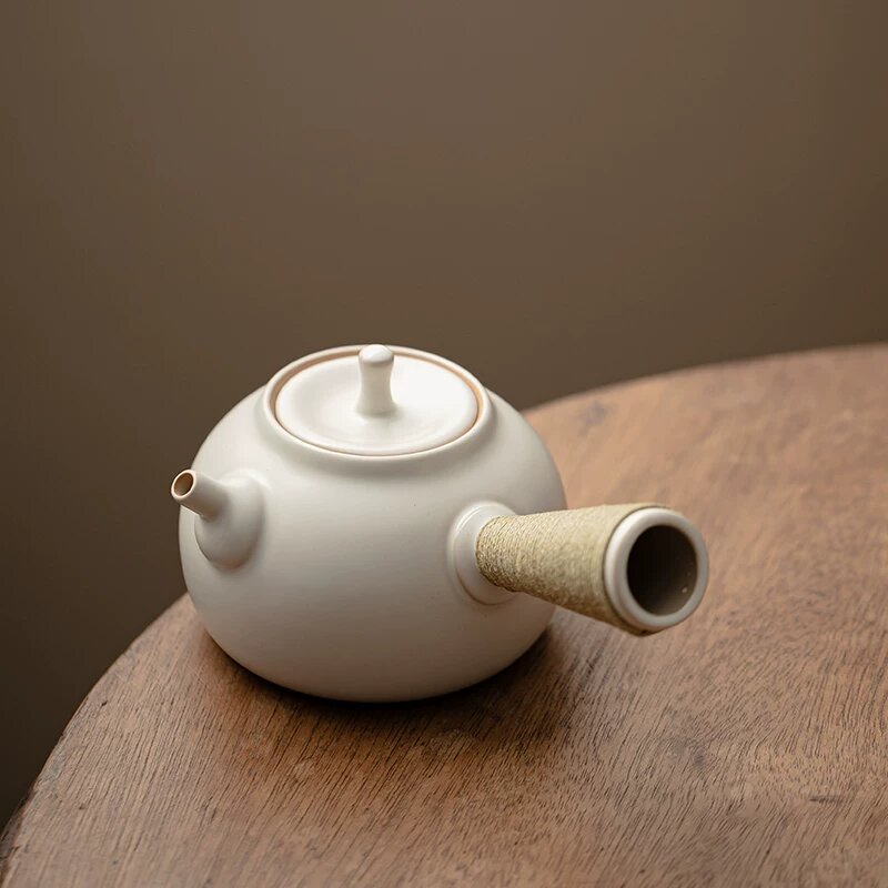 Чайник из белой глины с боковой ручкой, короткая модель, 601-700 мл, традиционная керамика