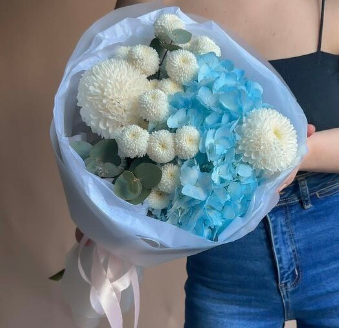 Букет кустовые хризантемы, голубая гортензия, хризантемы Супербоул, эвкалипт