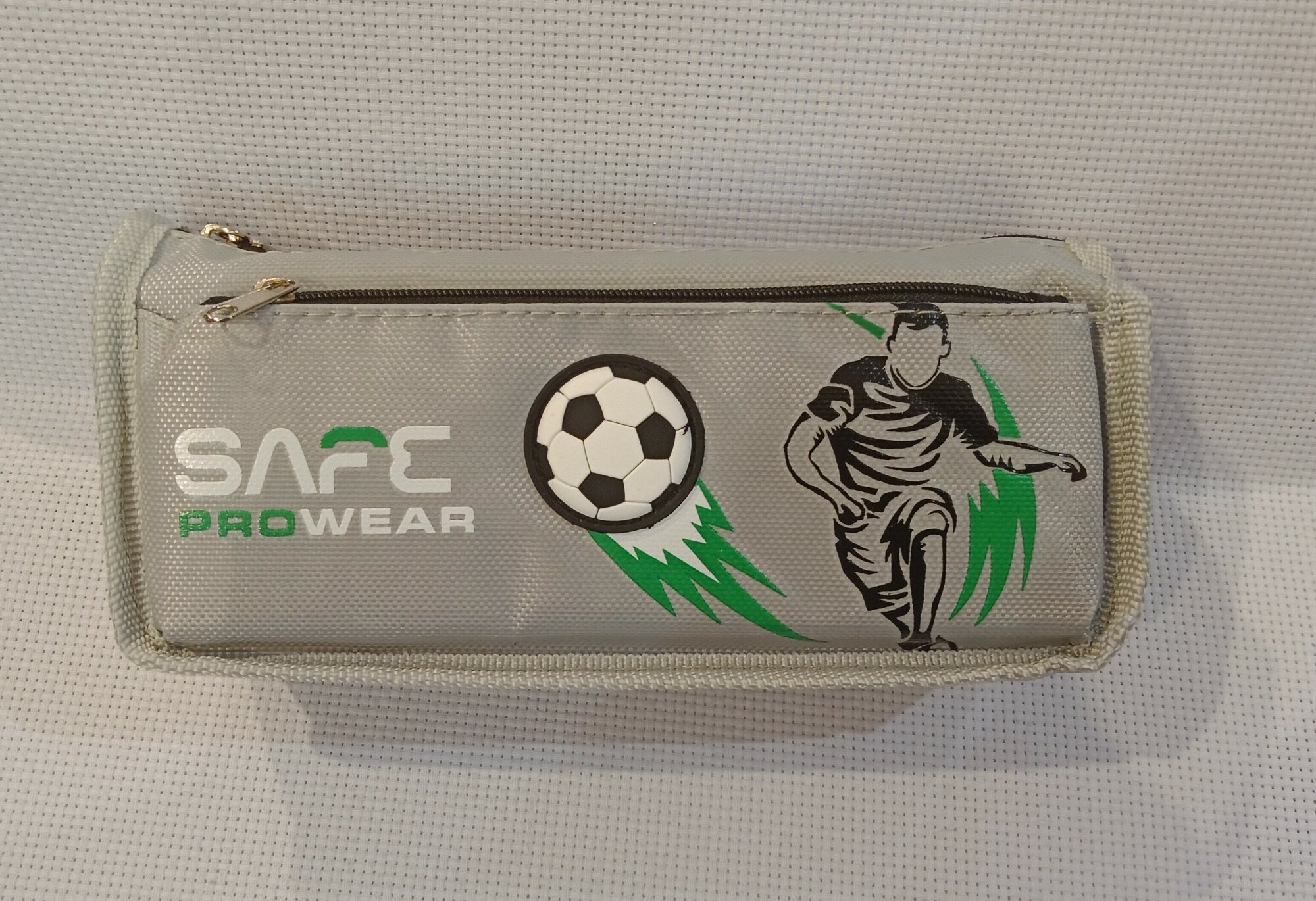 Пенал школьный изготовлен из ткани Оксфорд, с объемным рисунком, 2 вместительных отделения на молнии, размер: 22х10х4