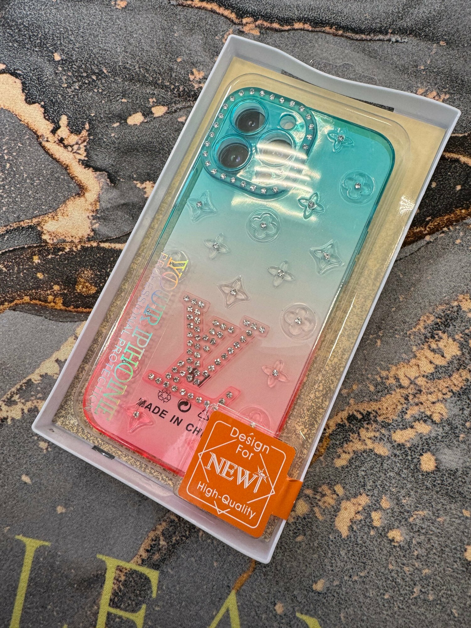 Чехол для iPhone 14 Pro тонкая силиконовая крышка с защитой задней камеры со стразами Луи Витон зеленый-розовый