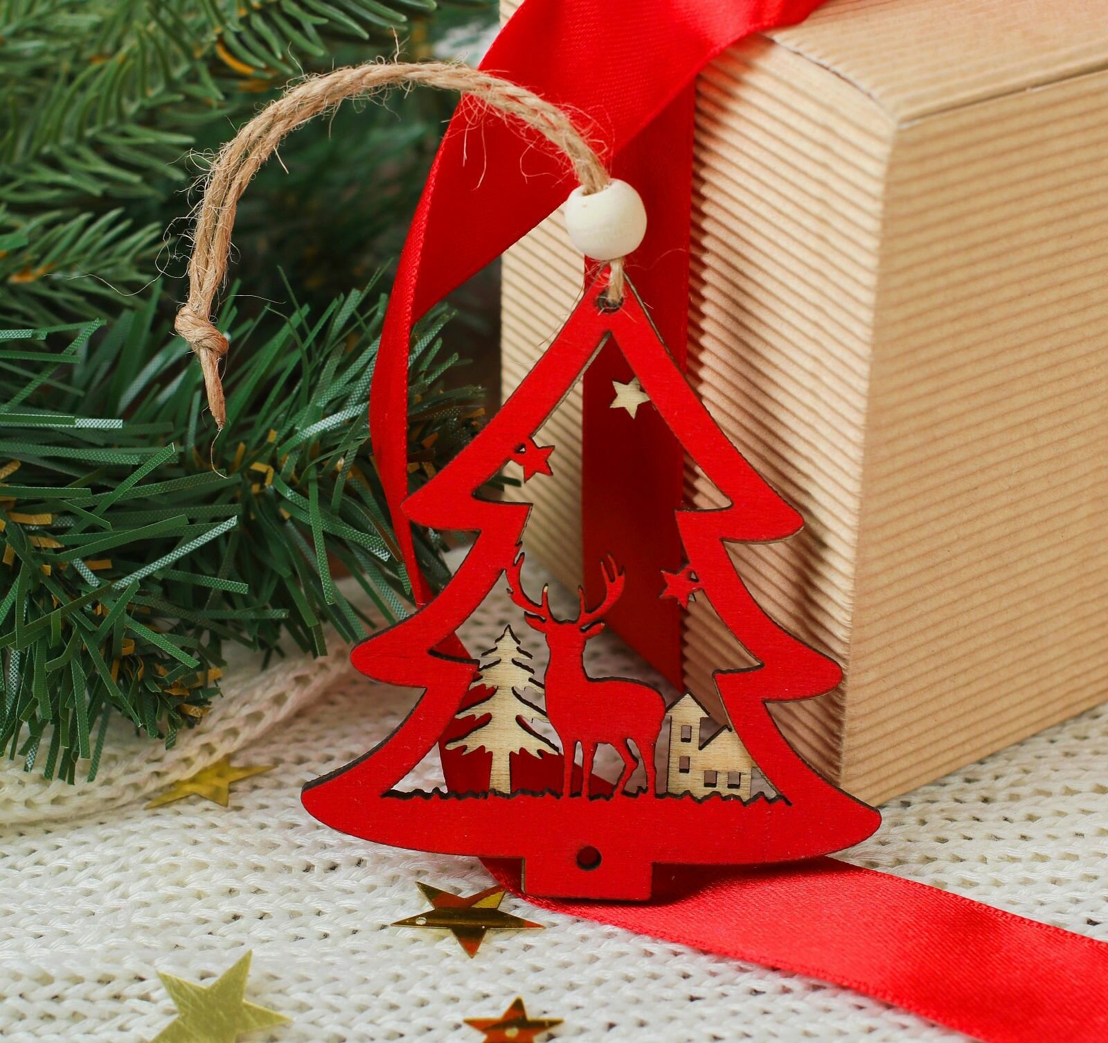 Новогодняя подвеска-игрушка на елку "Новогодний олень" из дерева, праздничный декор, цвет красный