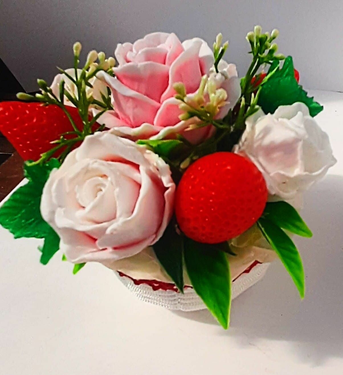 Букет из мыла розы и клубника/ подарок на День рождения, 8 марта, Новый год маме, бабушке, подруге, девушке, коллеге, учителю