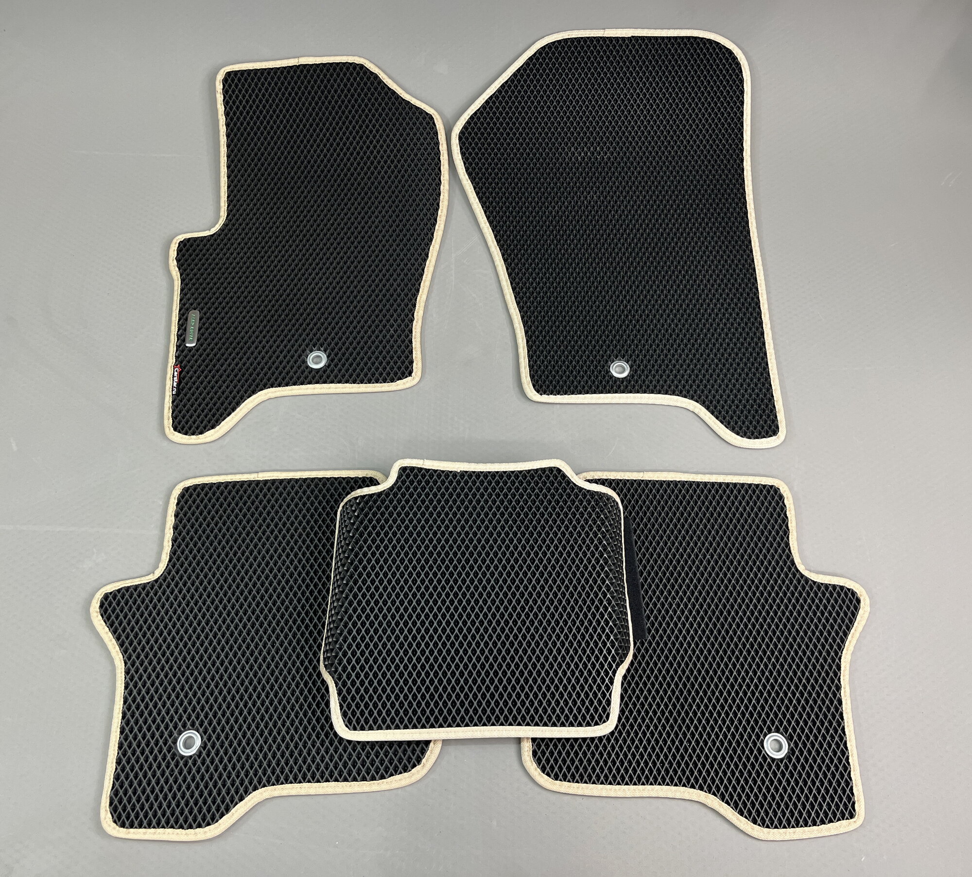 CARSTAR | Коврики EVA для Land Rover Discovery IV (2009-2016) чёрные с бежевым кантом, с 1 шильдиком Land Rover