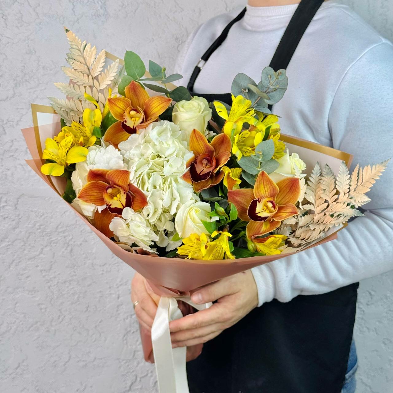 Букет Rybe-Flowers, альстромерии, орхидеи, розы, гортензии, высота 40см