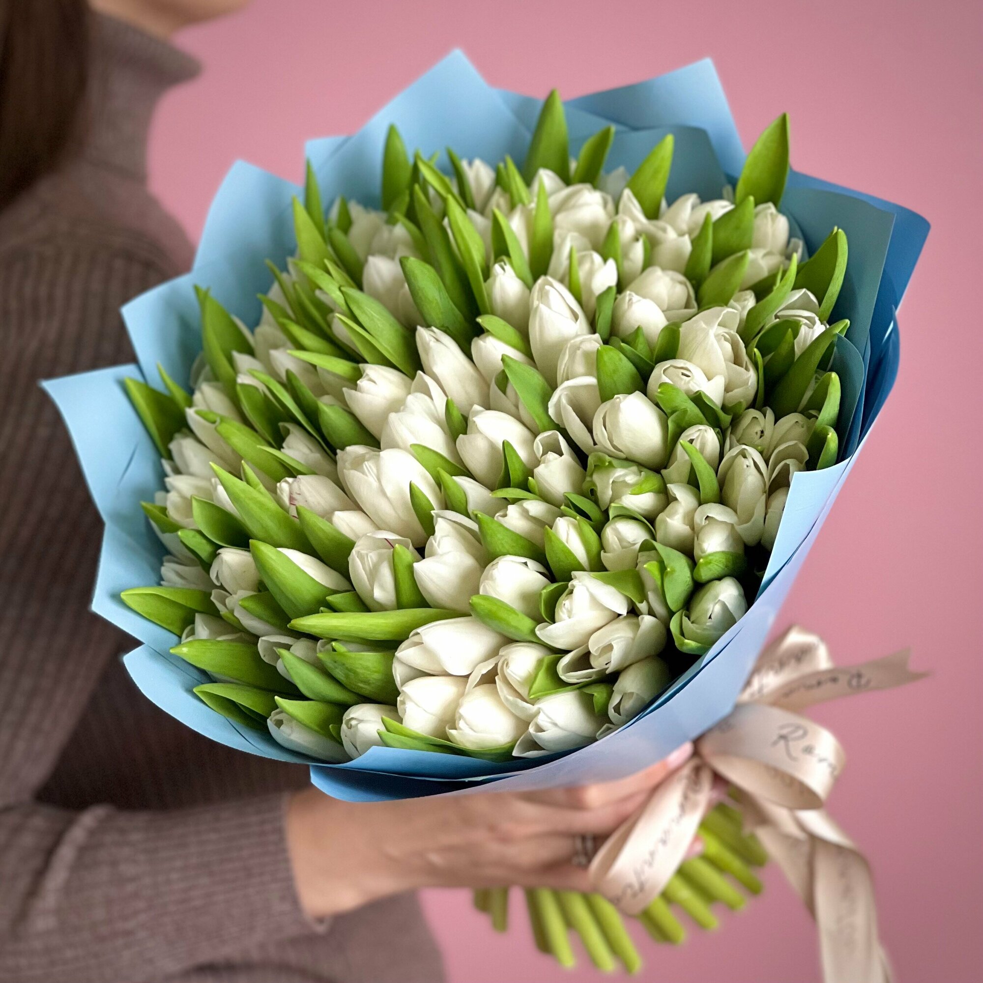 Букет живых цветов из 101 белого тюльпана