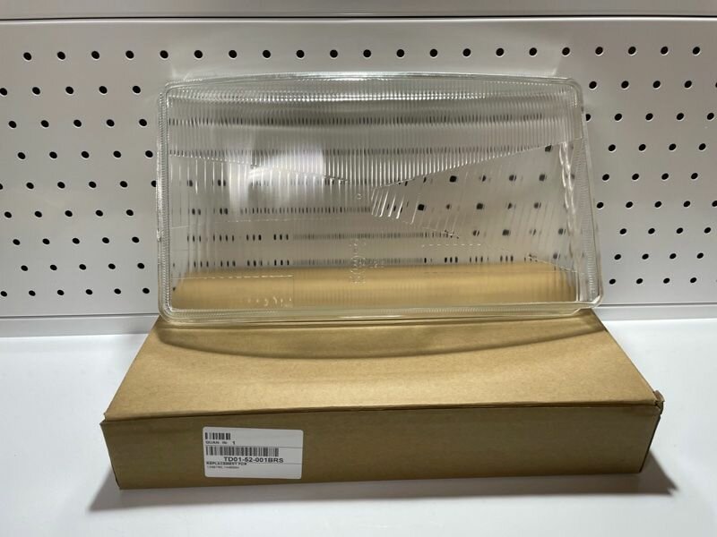 Стекло фары головного света Scania правое