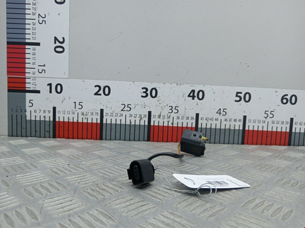 Выключатель концевой (концевик) Volkswagen Bora(Jetta) арт. 2134076