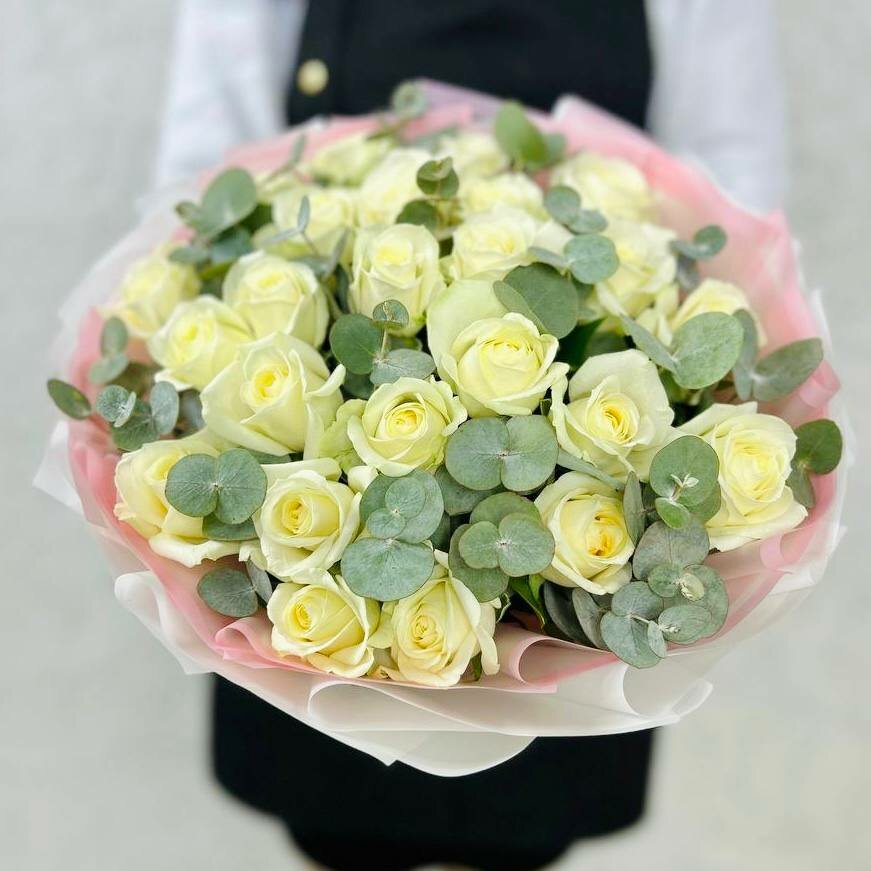 Монобукет "Rybe-Flowers", 25 белых роз на стеблях с эвкалиптом, 40см