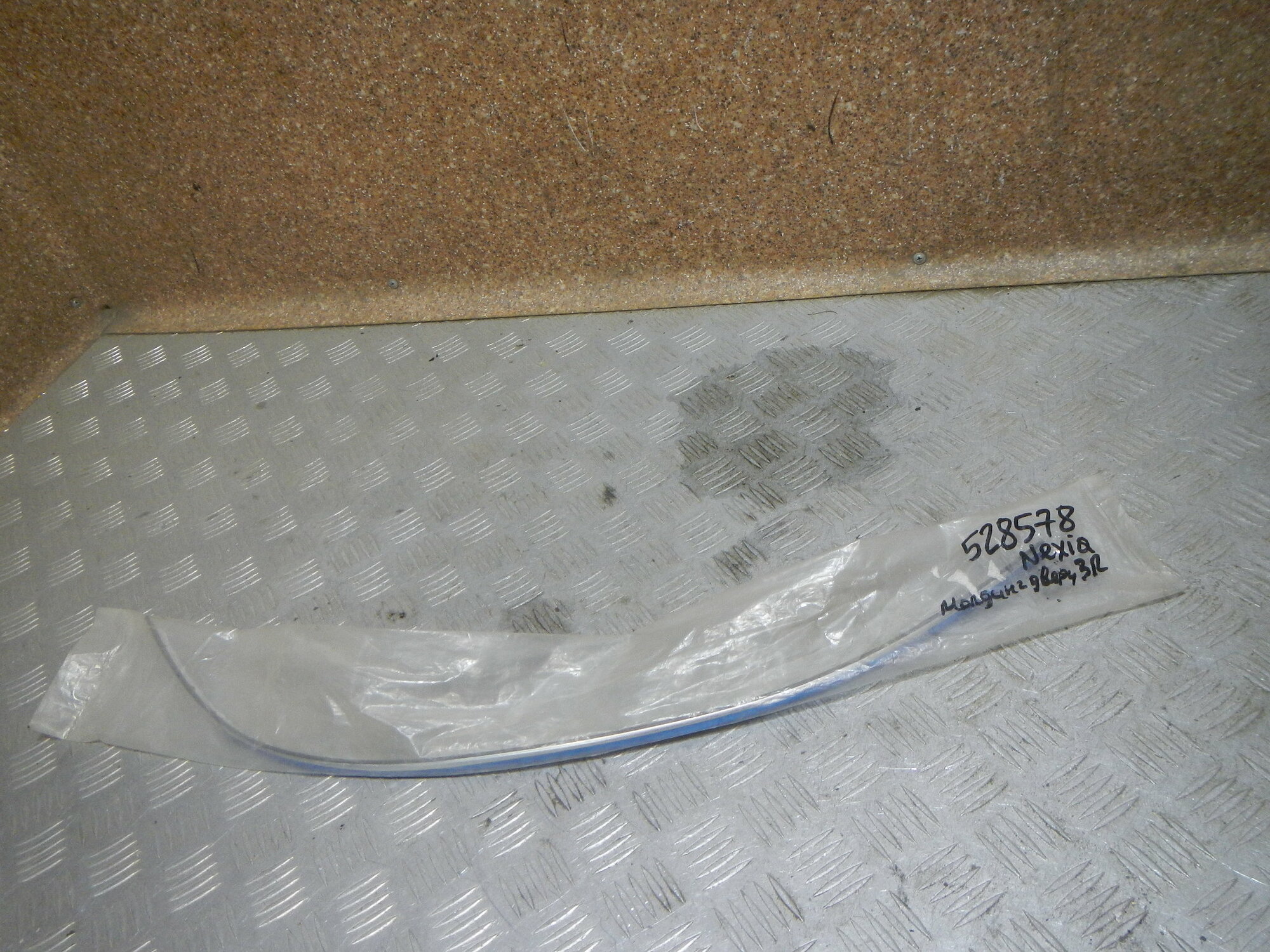 Б/У Молдинг двери задней правой, Daewoo (Дэу)-NEXIA (94-08) DAEWOO NEXIA (94-08) Новый. 528578 GENERAL MOTORS арт. 96192581