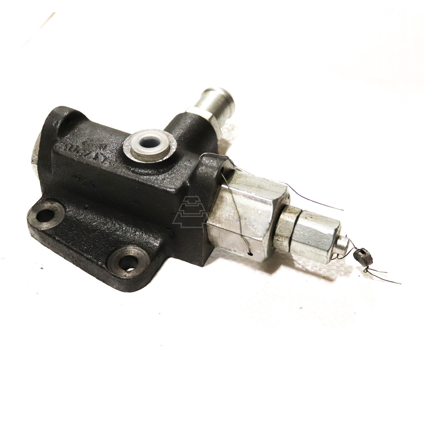 Распределитель 151.37.025-4 перепускной (3 отверстия) Т-150