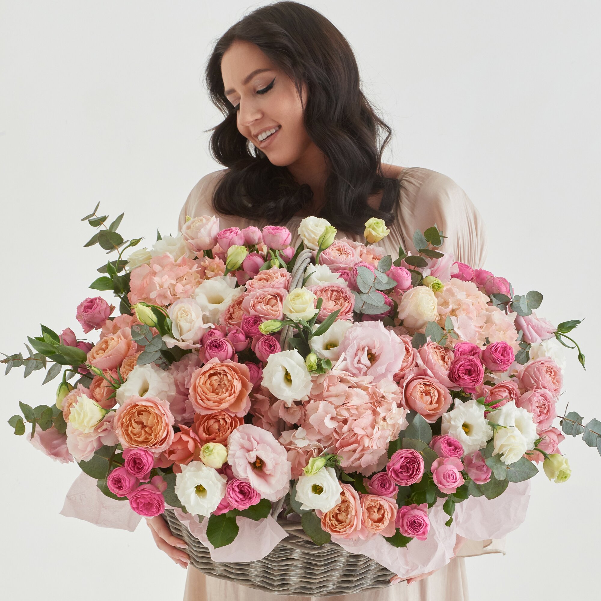 Букет гигант с гортензией, розами и эвкалиптом в корзине #197
