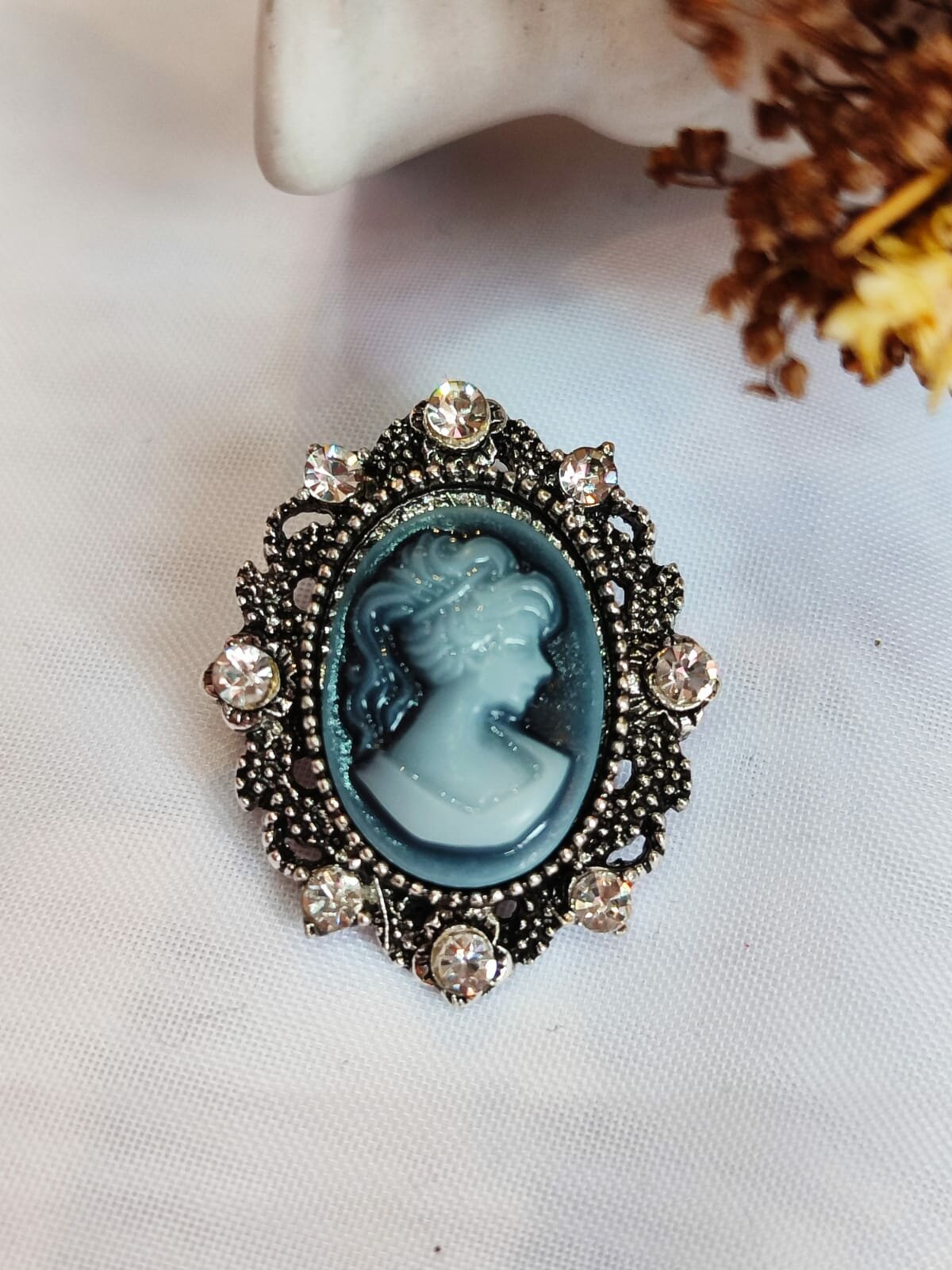 Брошь, стразы